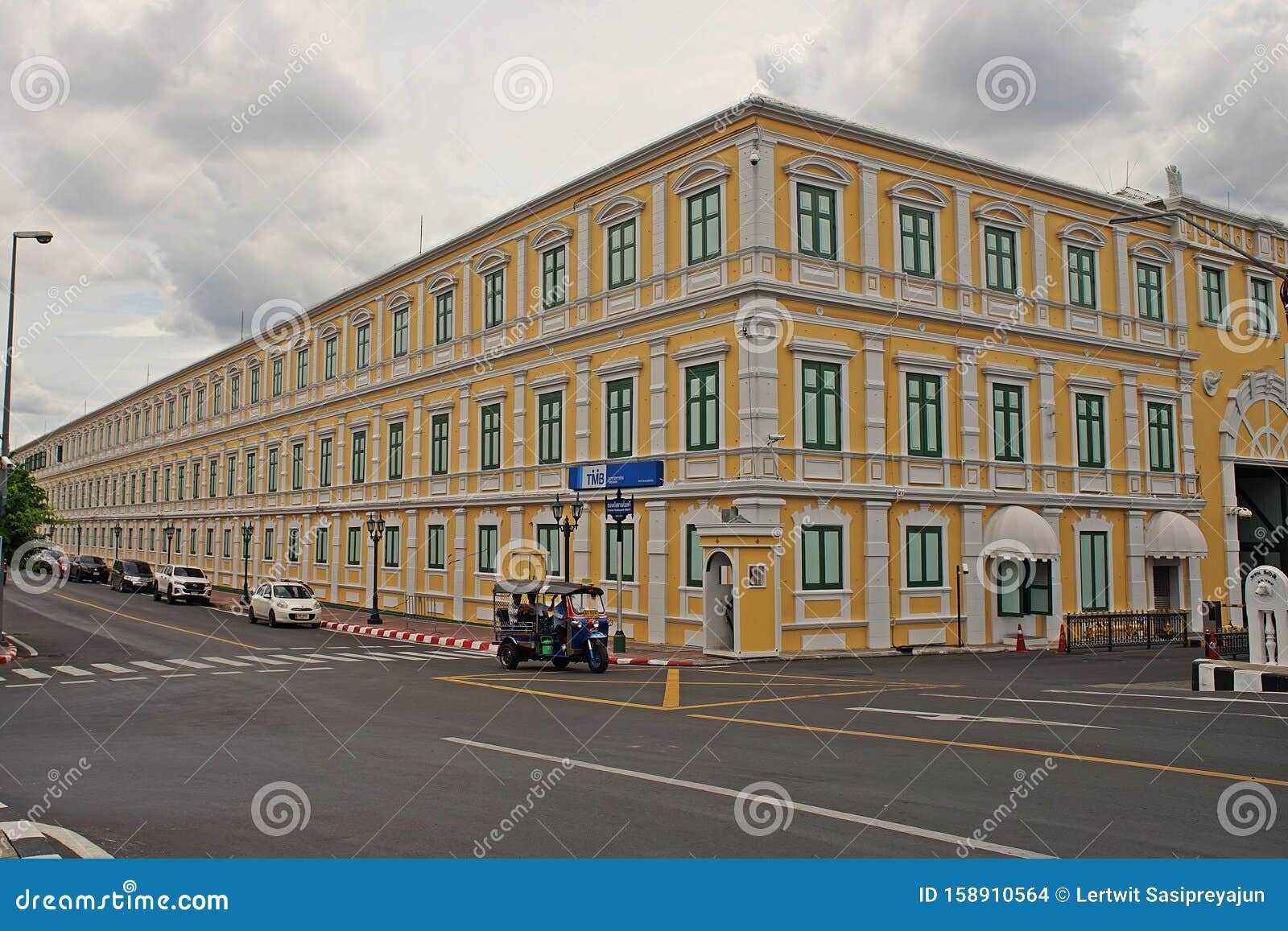 Edificio De Estilo Colonial En El Casco Antiguo De Bangkok, Tailandia ...