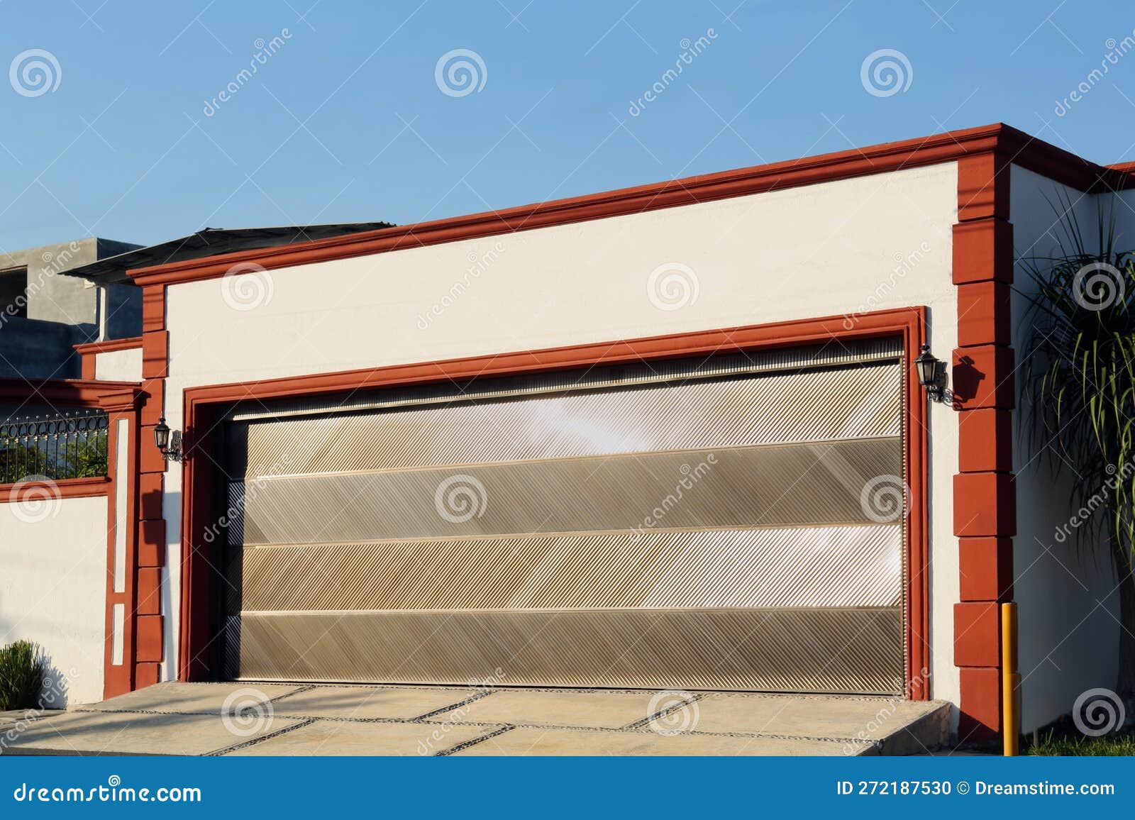 Edificio De Garaje Con Puerta De Metal Cerrada Foto de archivo - Imagen de calle, privado: 272187530