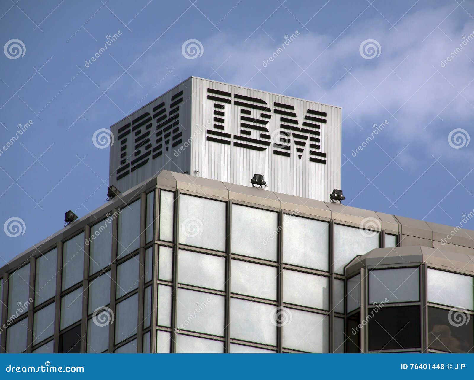 Edificio De IBM En Las Letras De Amsterdam En El Top Foto de archivo ...