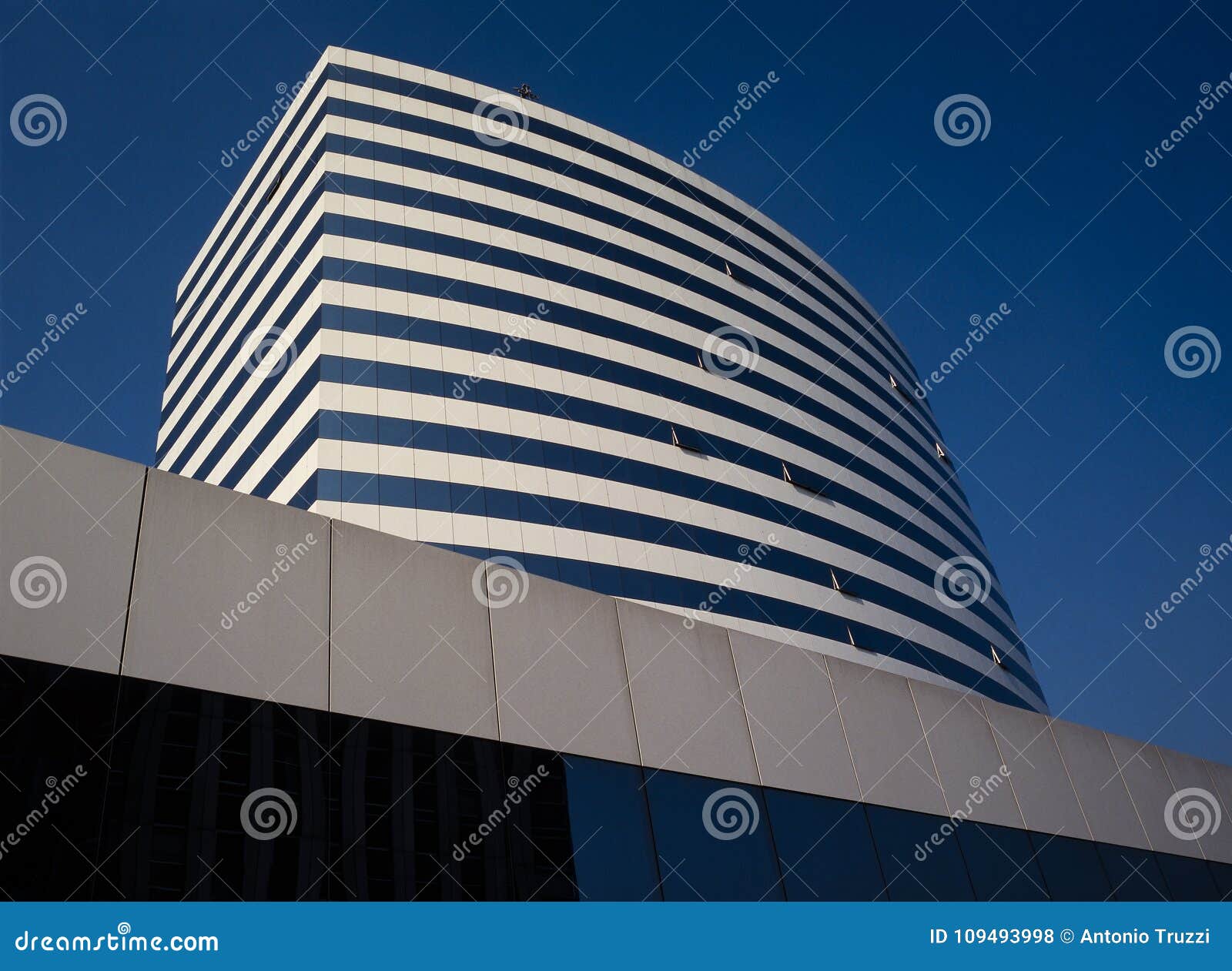 Edificio de INAIL en Roma foto de archivo. Imagen de urbano - 109493998