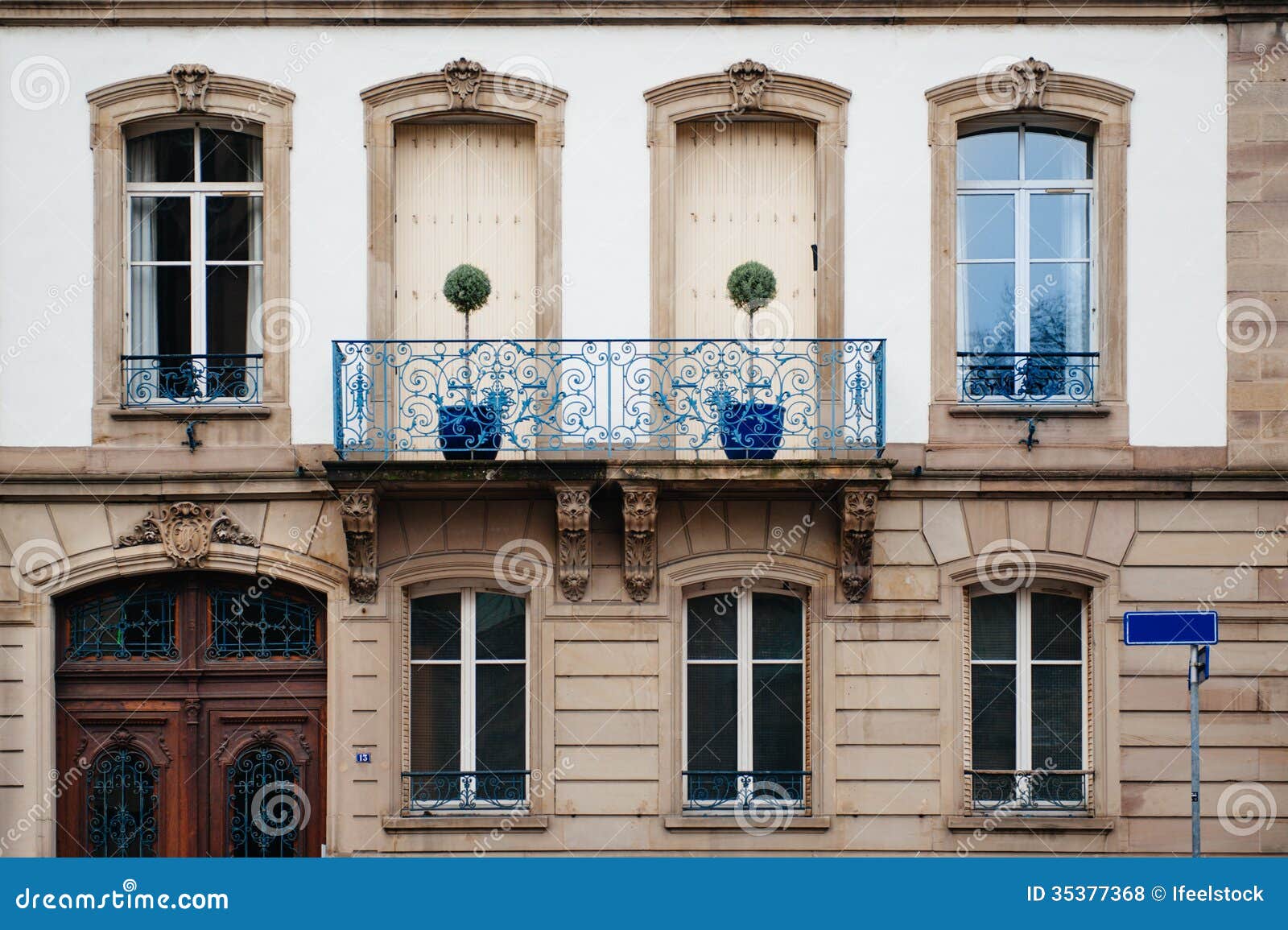 Edificio de la fachada foto de archivo. Imagen de burdeos - 35377368