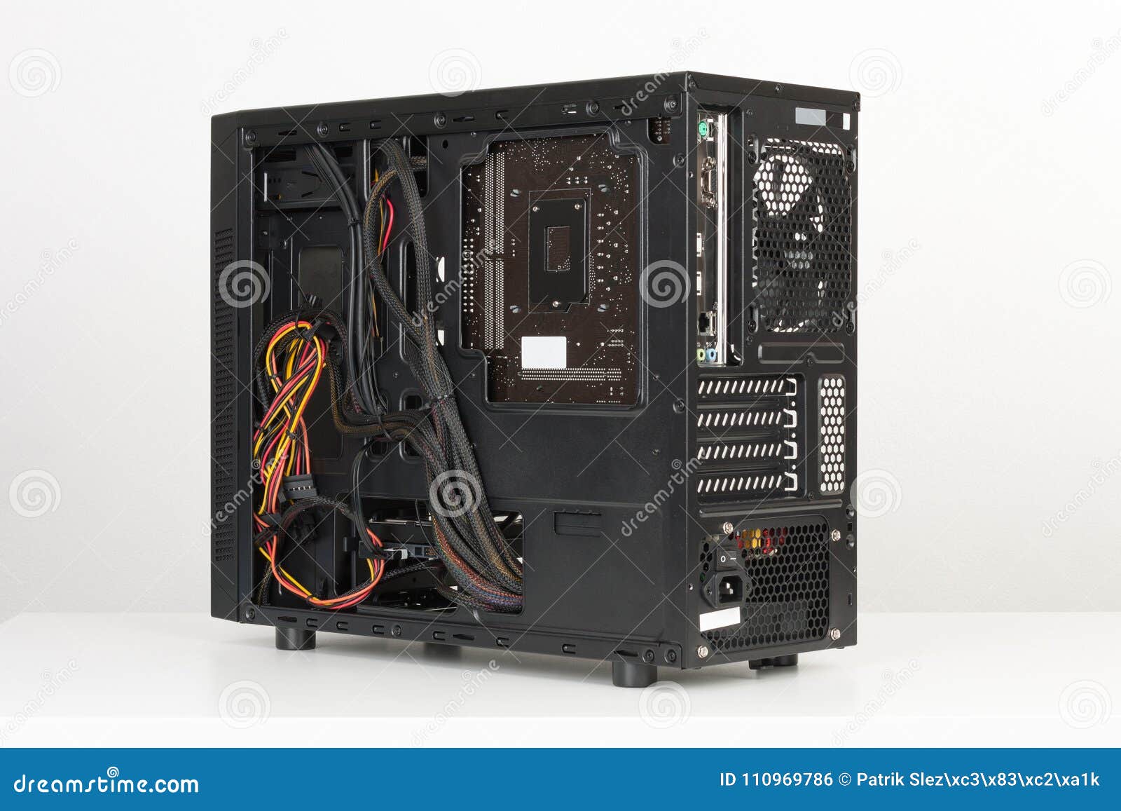 Edificio De La PC, Visión Trasera Sin El Panel Lateral Foto de archivo ...