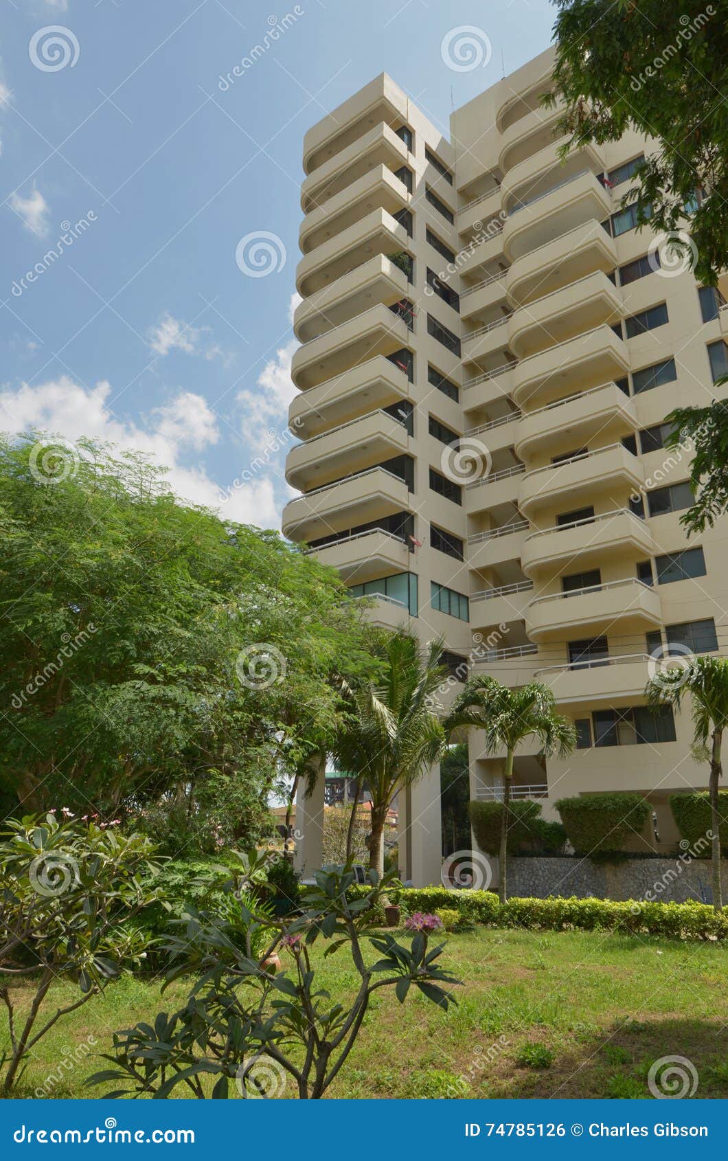 Edificio De La Propiedad Horizontal Foto de archivo - Imagen de ...