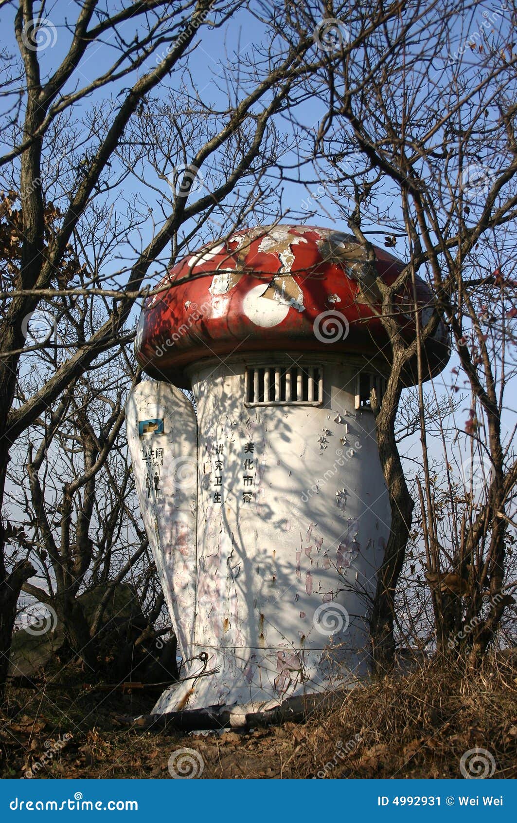 Edificio De La Seta De La Tapa Roja Imagen de archivo - Imagen de ...