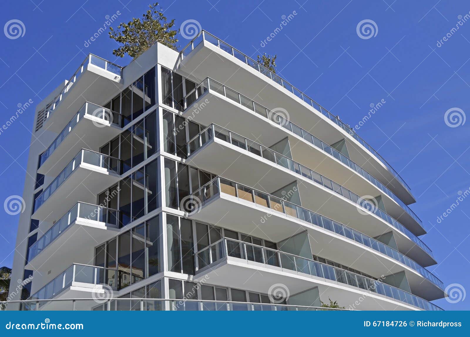 Edificio De Lujo De La Propiedad Horizontal Foto de archivo - Imagen de ...
