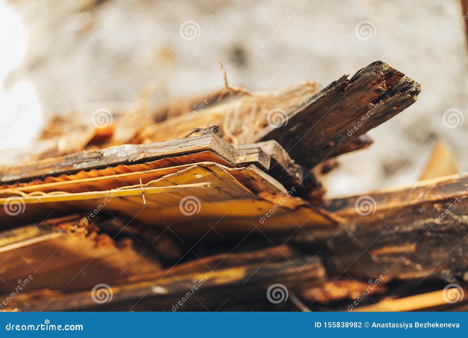 Edificio De Madera Abandonada, Una Ruina Construida Con Tablas De ...