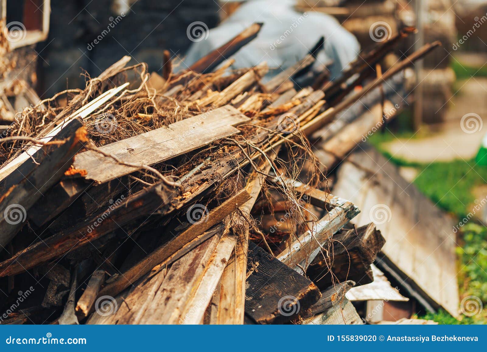 Edificio De Madera Abandonada, Una Ruina Construida Con Tablas De ...