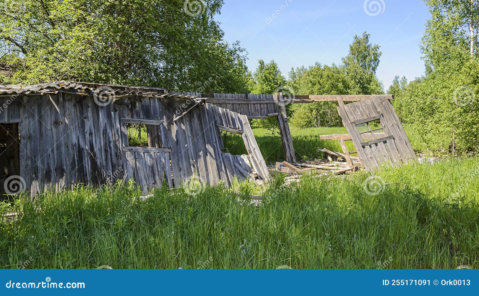 Edificio De Madera Destruido Imagen de archivo - Imagen de granero ...