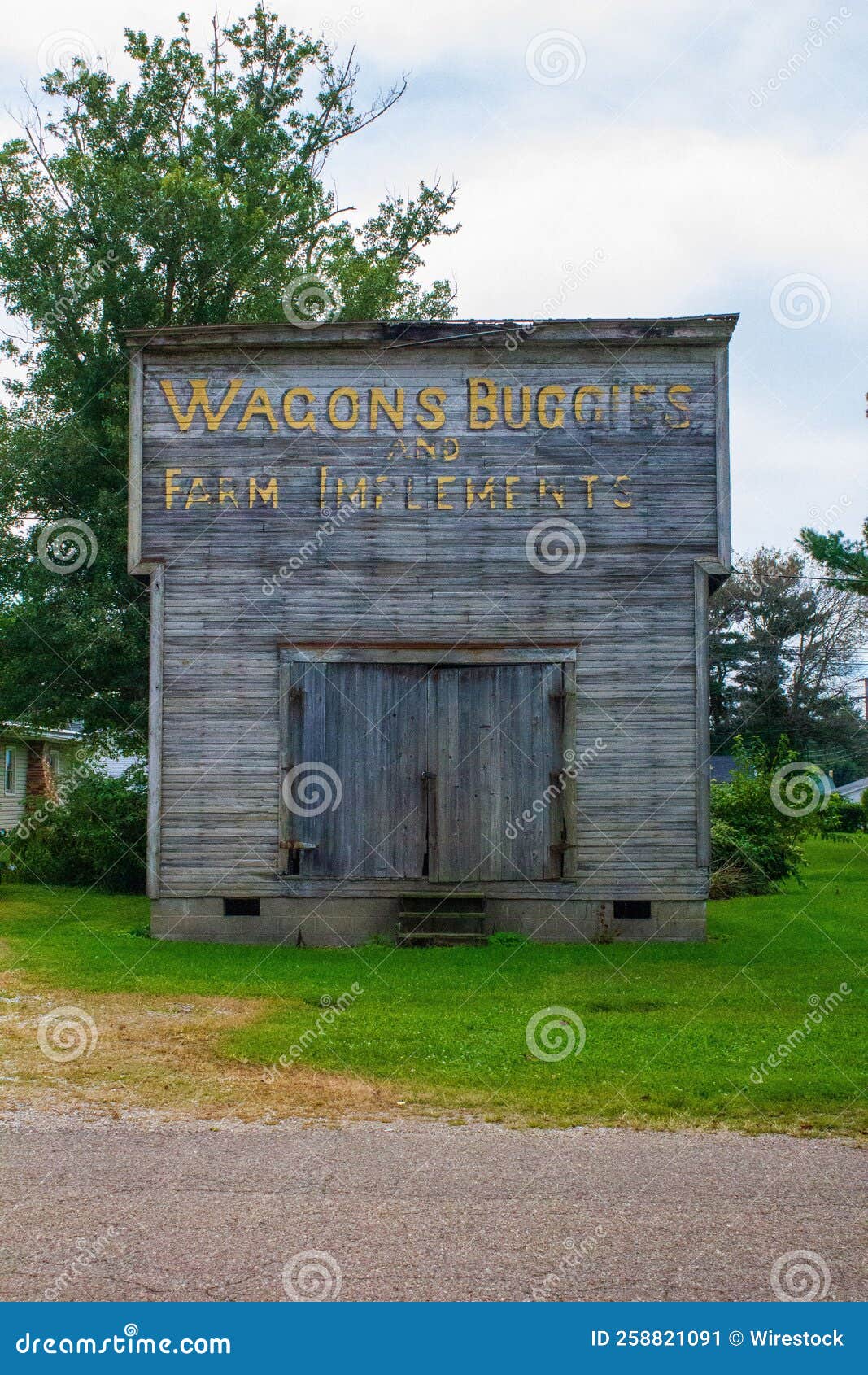 Edificio De Madera Para Boggies De Vagones Y Aperos De Labranza Imagen ...