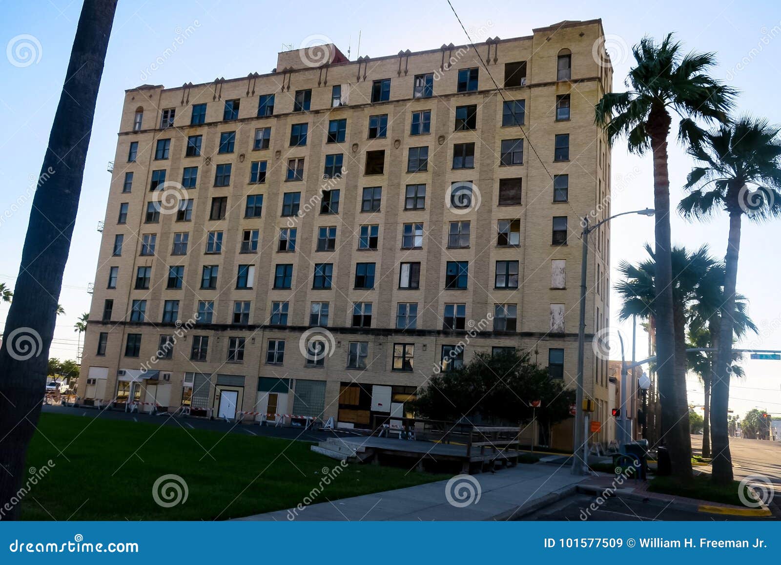 Edificio De Nueve Historias Imagen de archivo - Imagen de historia ...