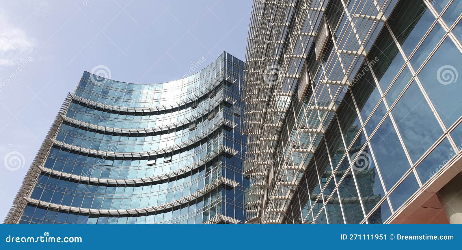 Edificio De Oficinas Curvo Moderno Imagen de archivo - Imagen de ciudad ...