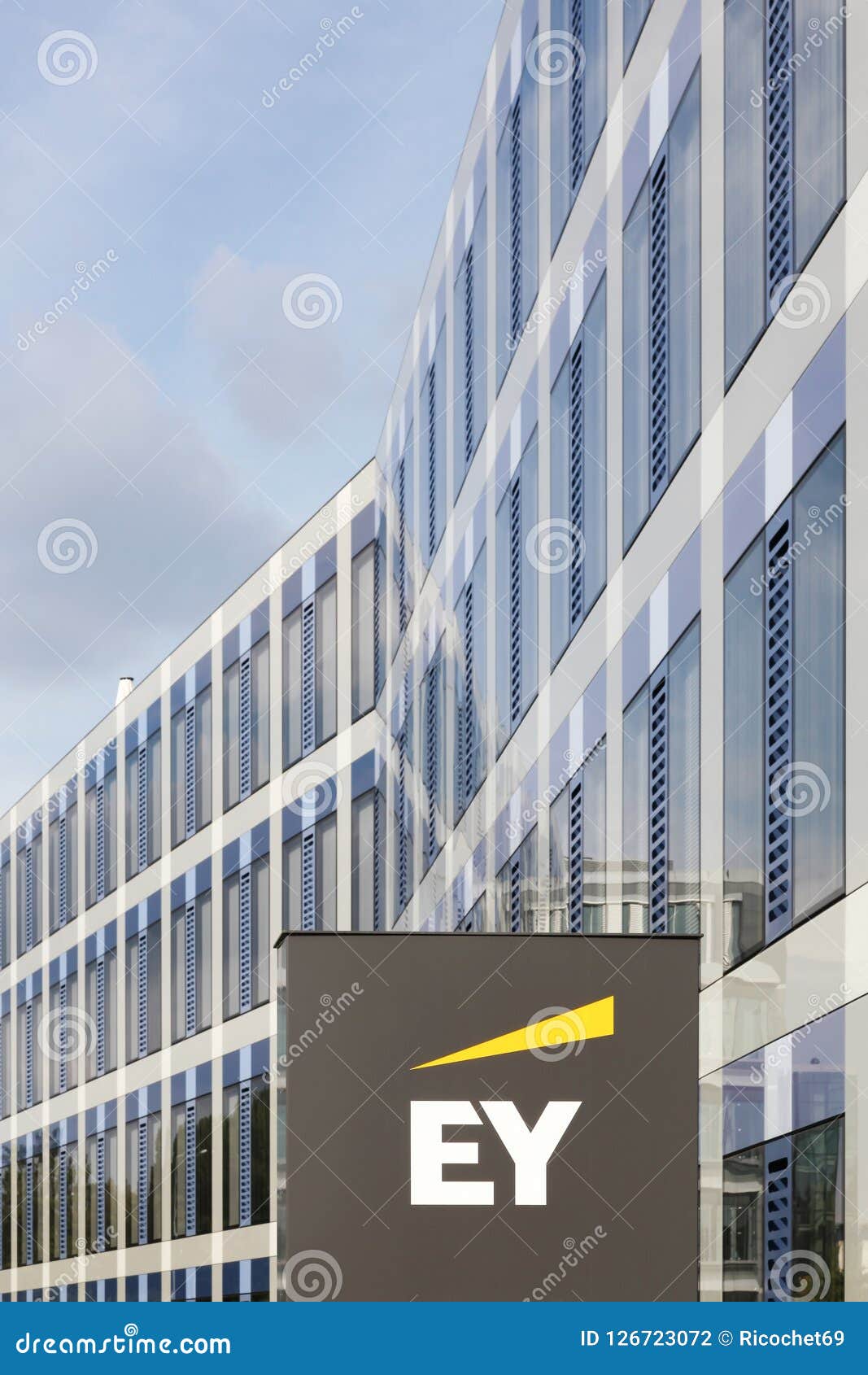 Edificio De Oficinas De Ernst & Young En Luxemburgo Fotografía ...