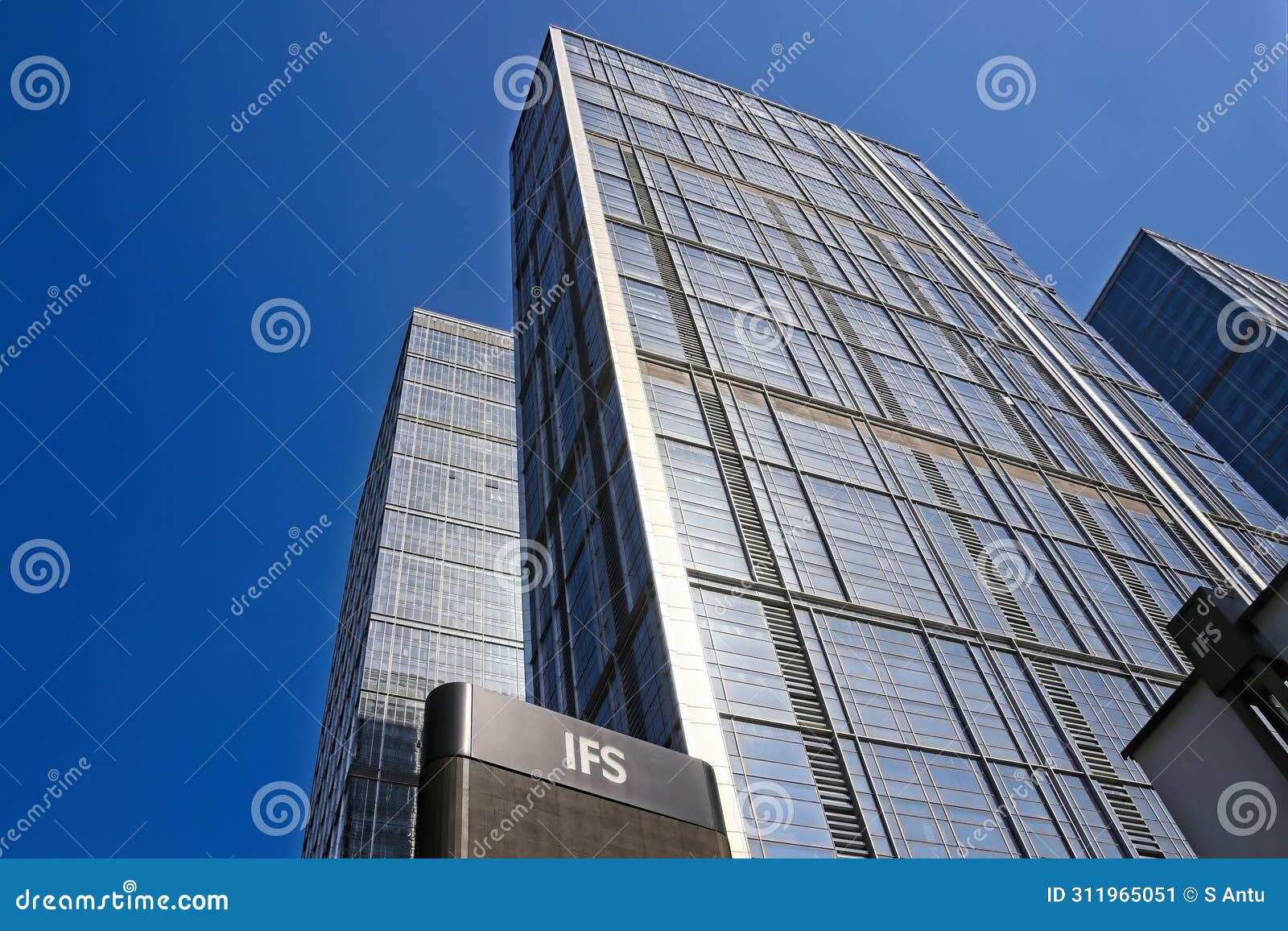 Edificio De Oficinas De Ifs Imagen de archivo - Imagen de torre ...