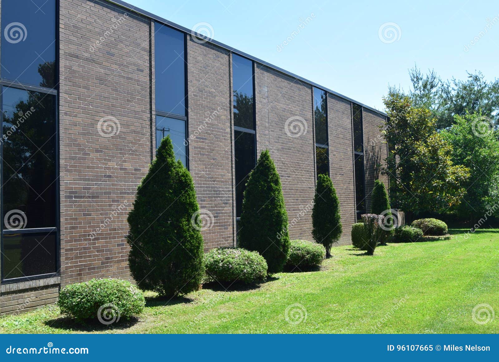 Edificio De Oficinas Moderno Con Las Ventanas Altas Imagen de archivo ...