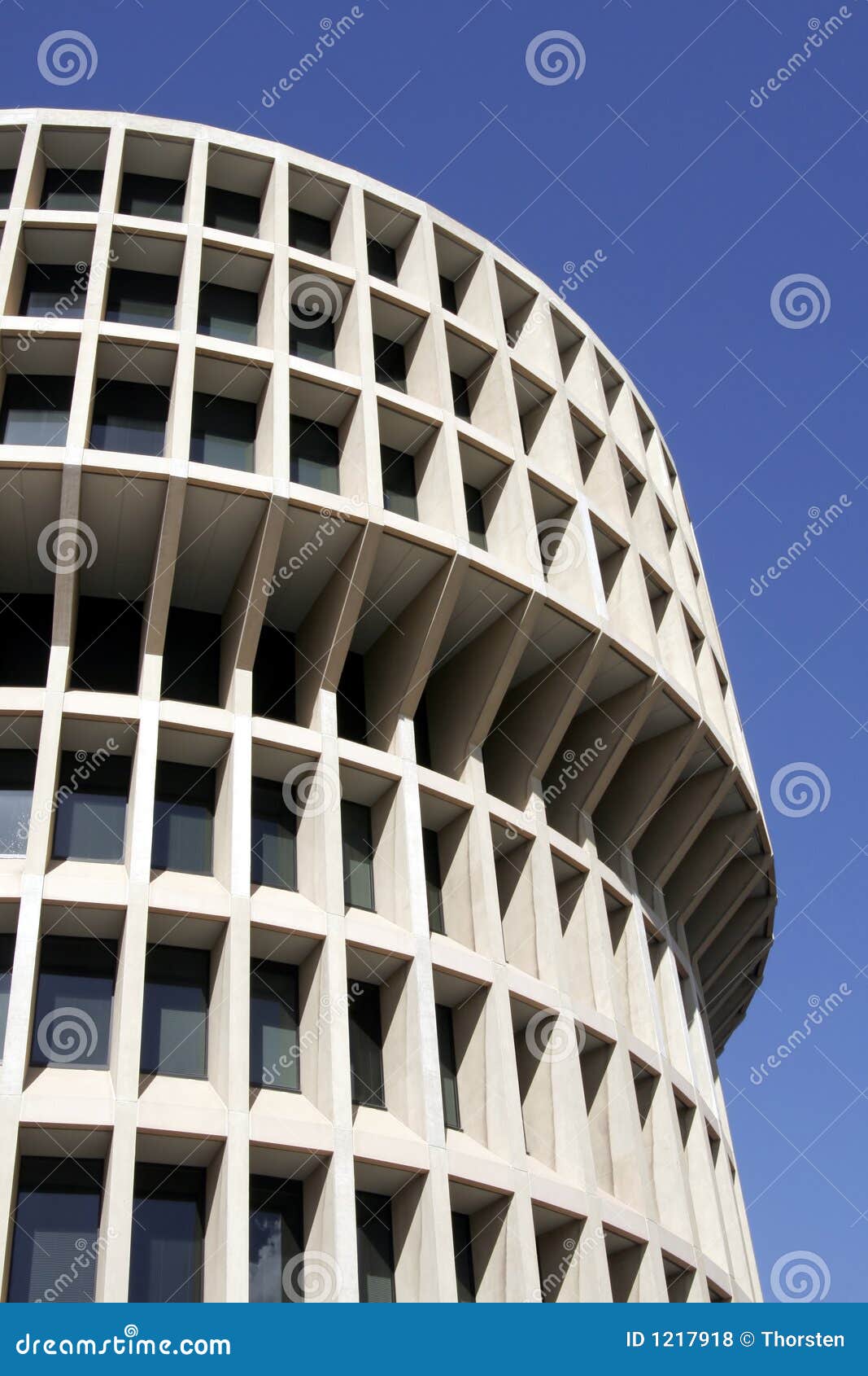 Edificio De Oficinas Redondo Foto de archivo - Imagen de ciudades ...
