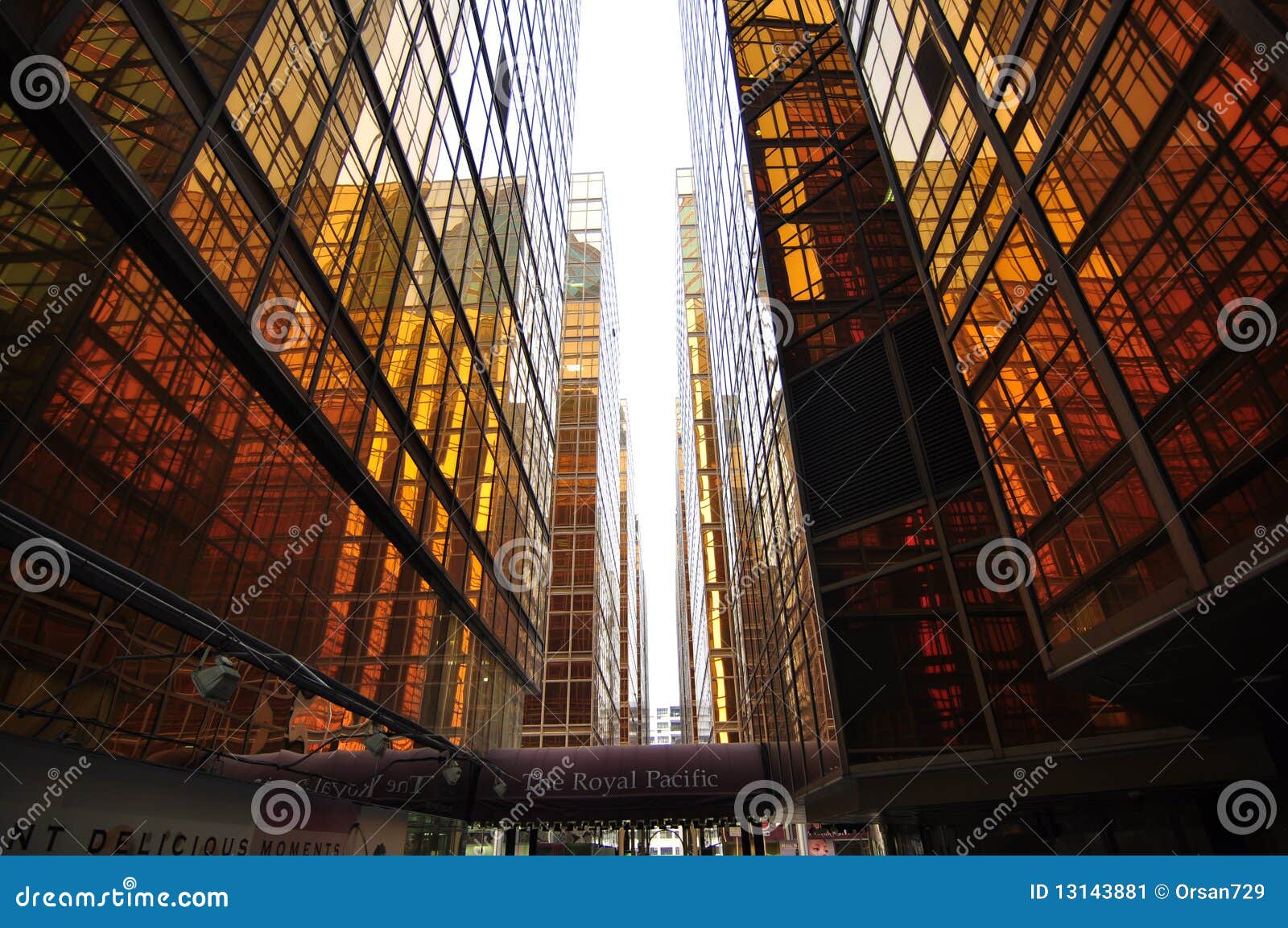 Edificio de oro foto editorial. Imagen de dorado, hotel - 13143881