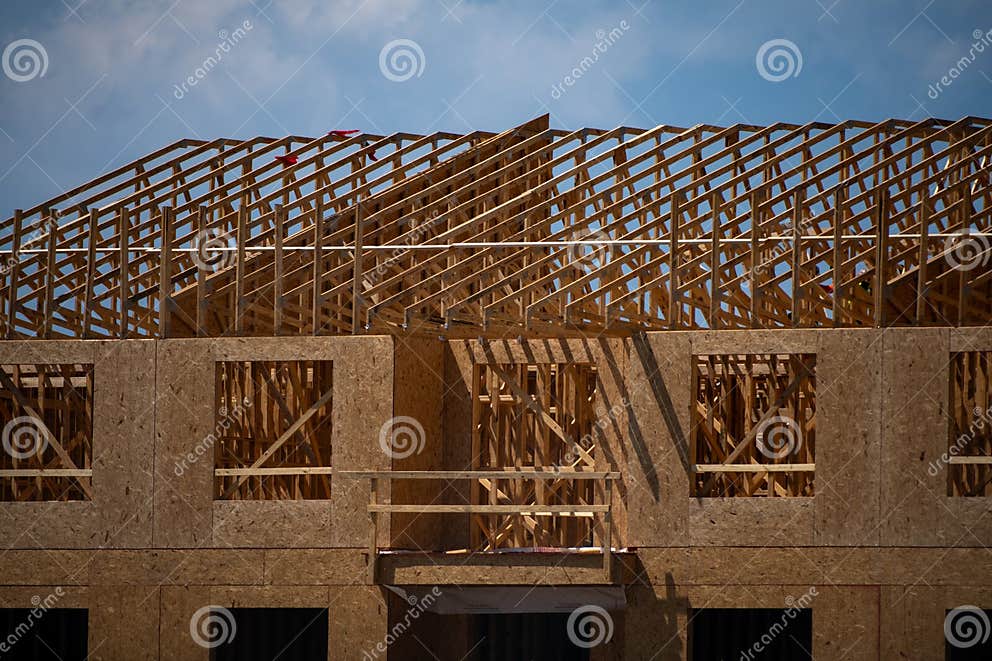 Edificio De Techo De La Casa De Armazón De Madera. Edificio Con ... Edificio De Techo De La Casa De Armazón De Madera. Edificio Con ...