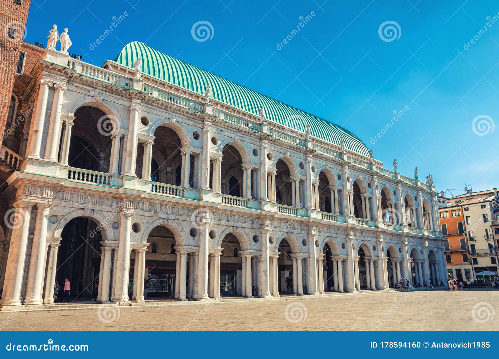 Edificio Del Basilica Palladiana Renacentista Con Balcones Y Columnas ... Edificio Del Basilica Palladiana Renacentista Con Balcones Y Columnas ...