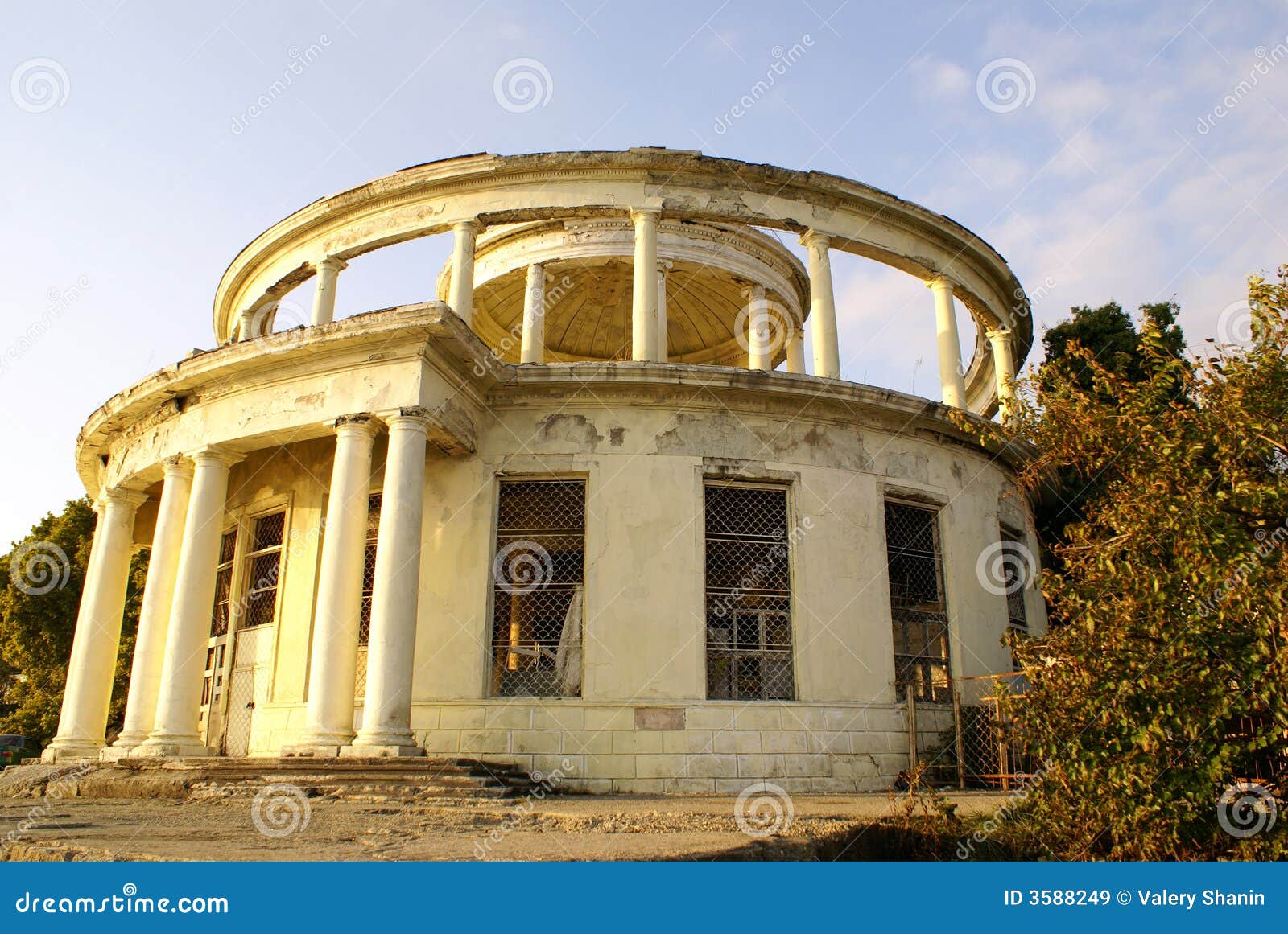 Edificio del círculo imagen de archivo. Imagen de puerta - 3588249