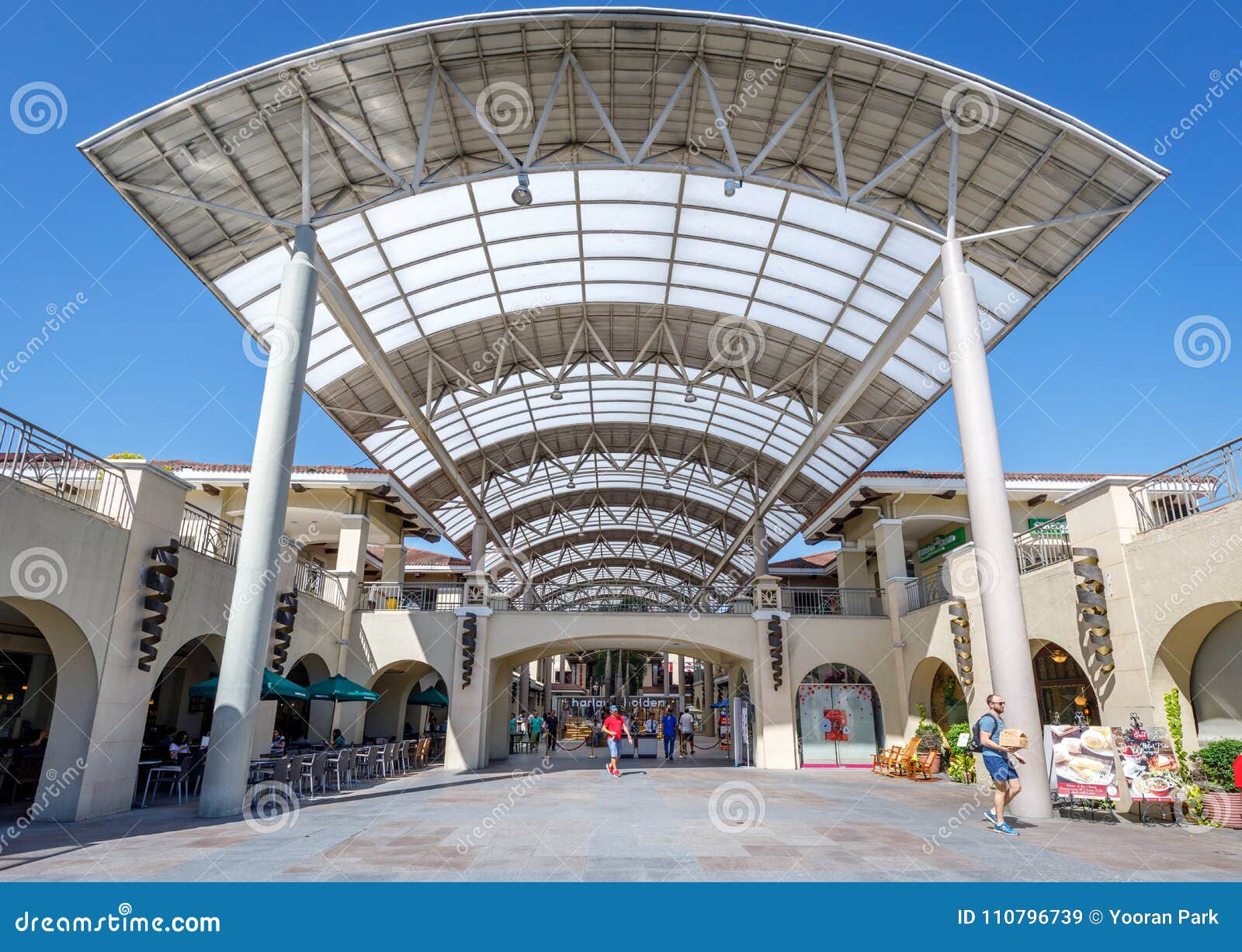 Edificio Del Centro De Ciudad De Alabang En La Ciudad De Manila Imagen ...