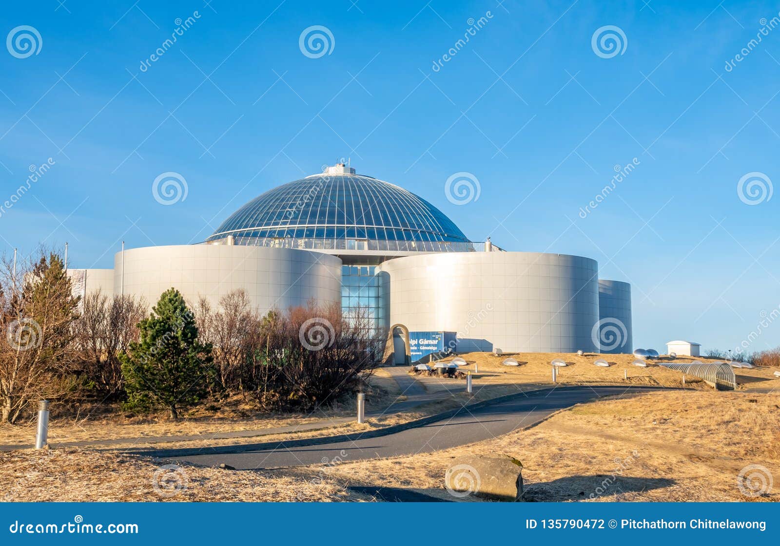 Edificio Del Museo De Perlan, Reykjavik, Islandia Fotografía editorial ...