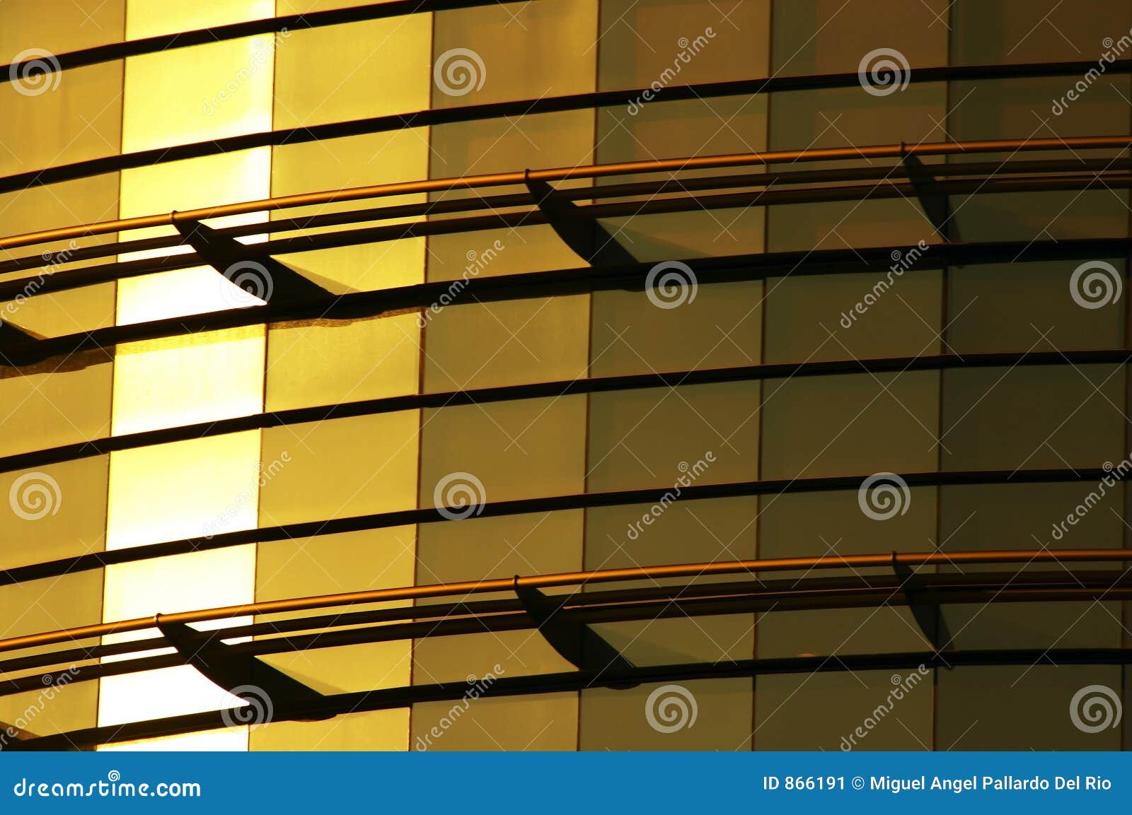 Edificio Del Oro De Cristal Imagen de archivo - Imagen de espejo ...