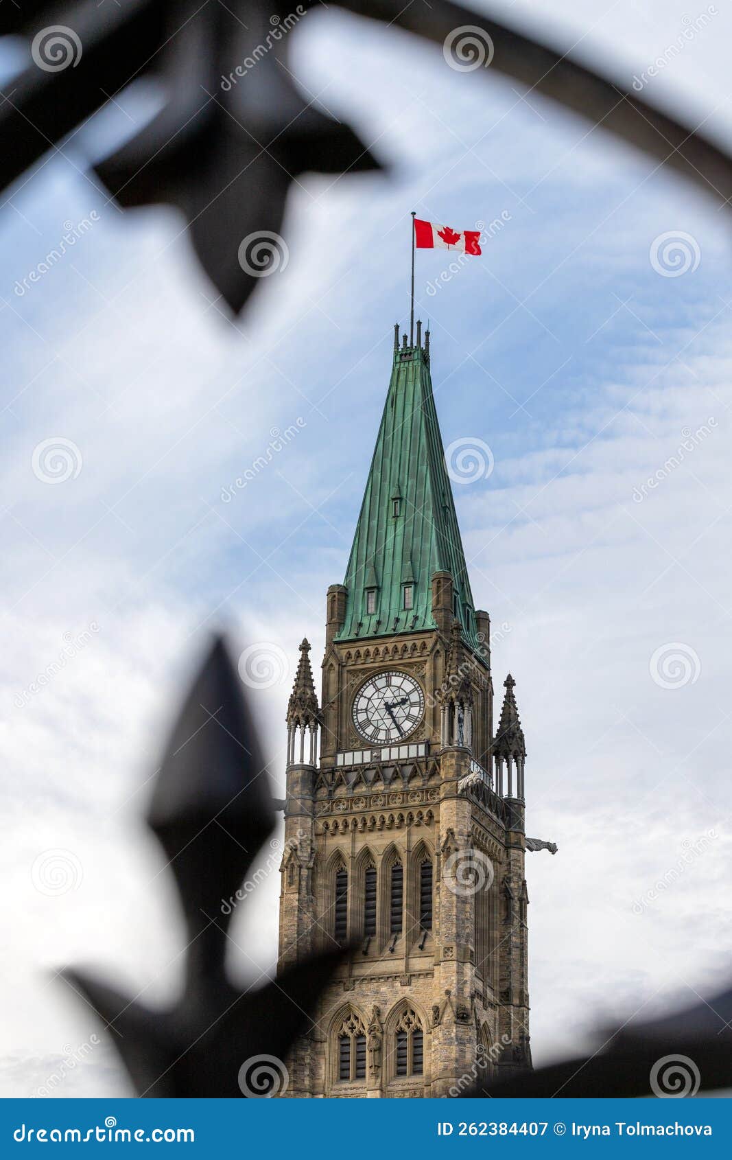 Edificio Del Parlamento Canadiense Con Bandera En Ottawa Canada. Imagen ...