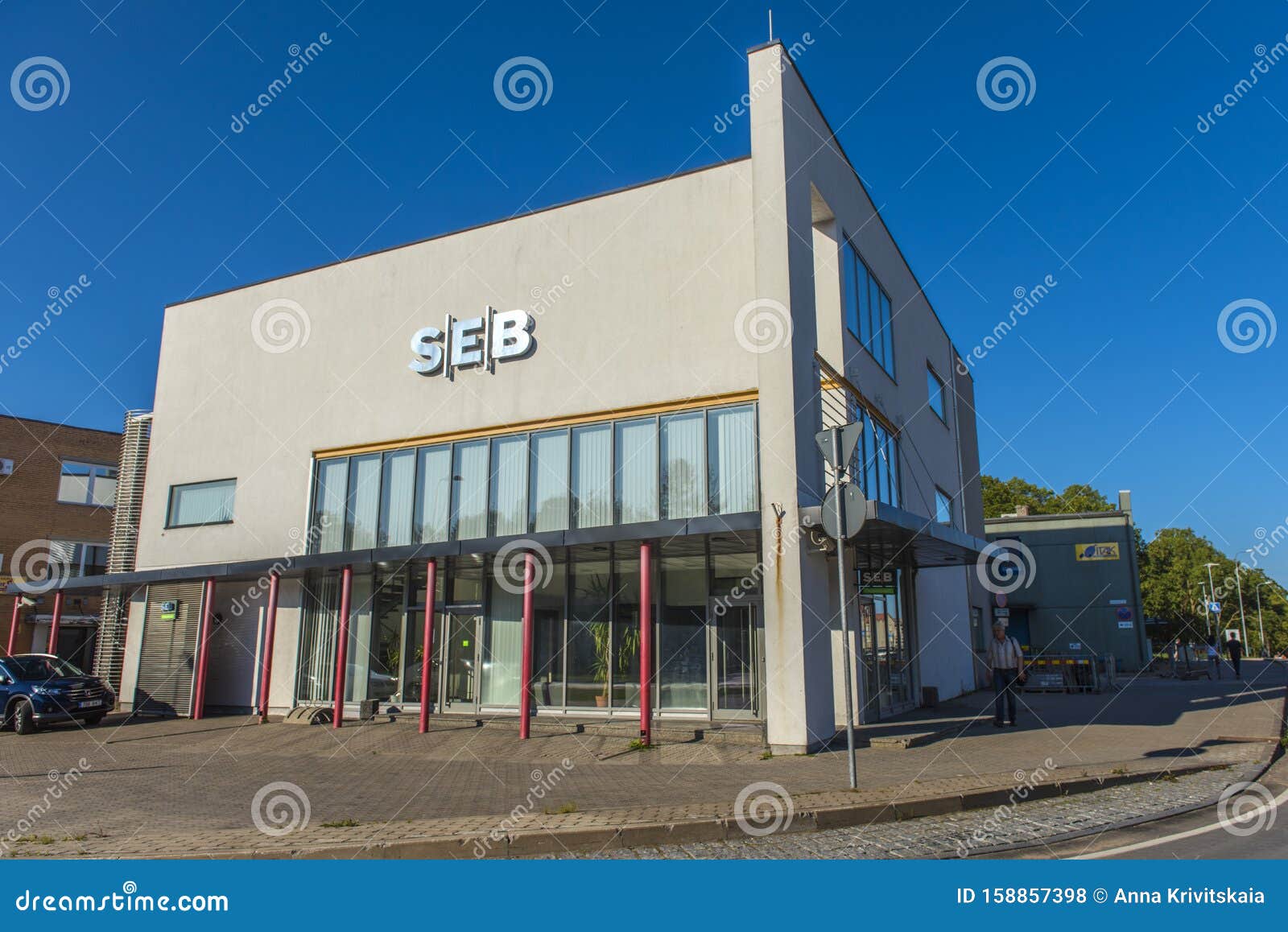 Edificio Del SEB Bank En Una Calle De La Ciudad Foto de archivo ...