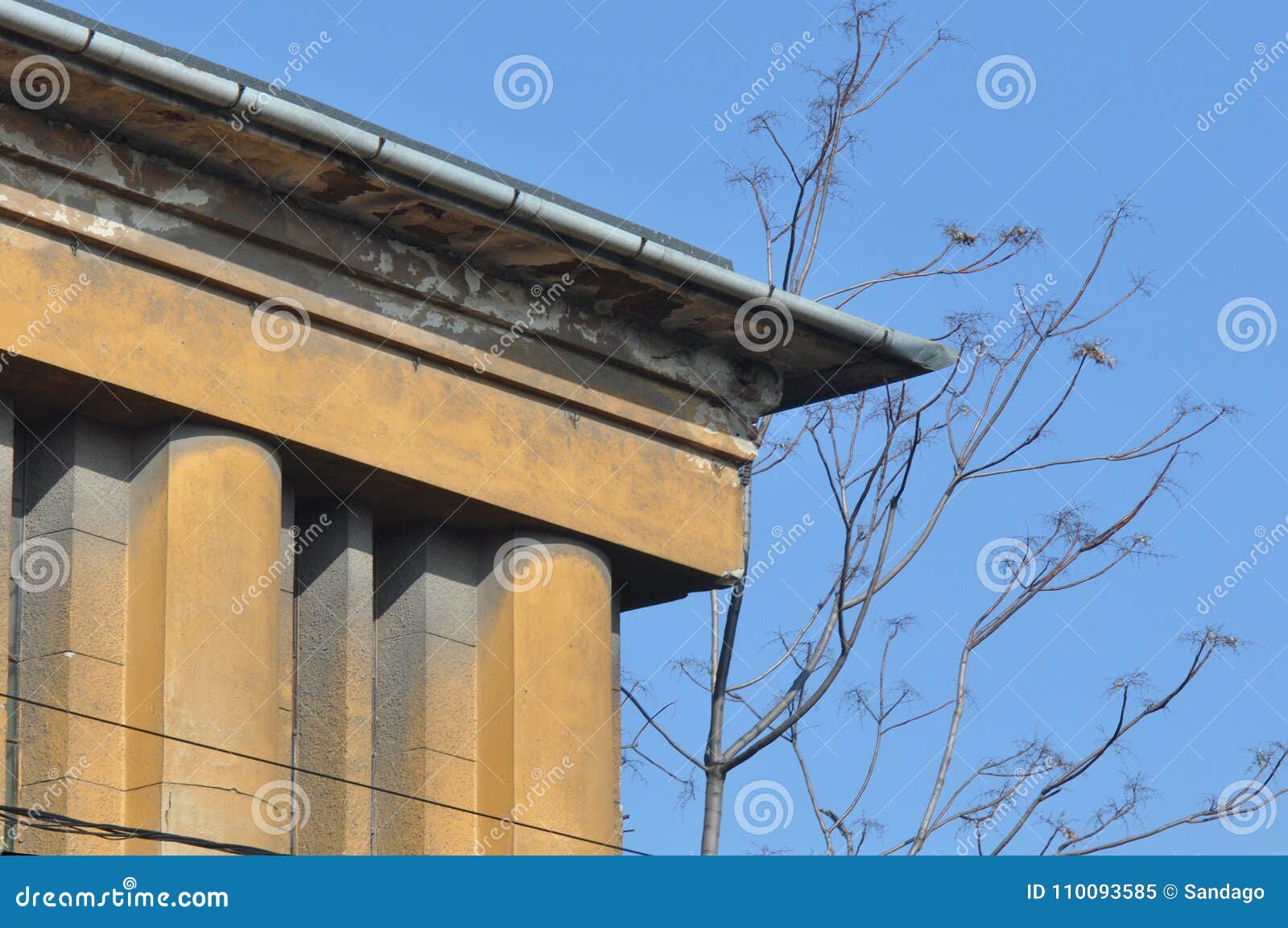 Edificio deteriorado imagen de archivo. Imagen de familia - 110093585