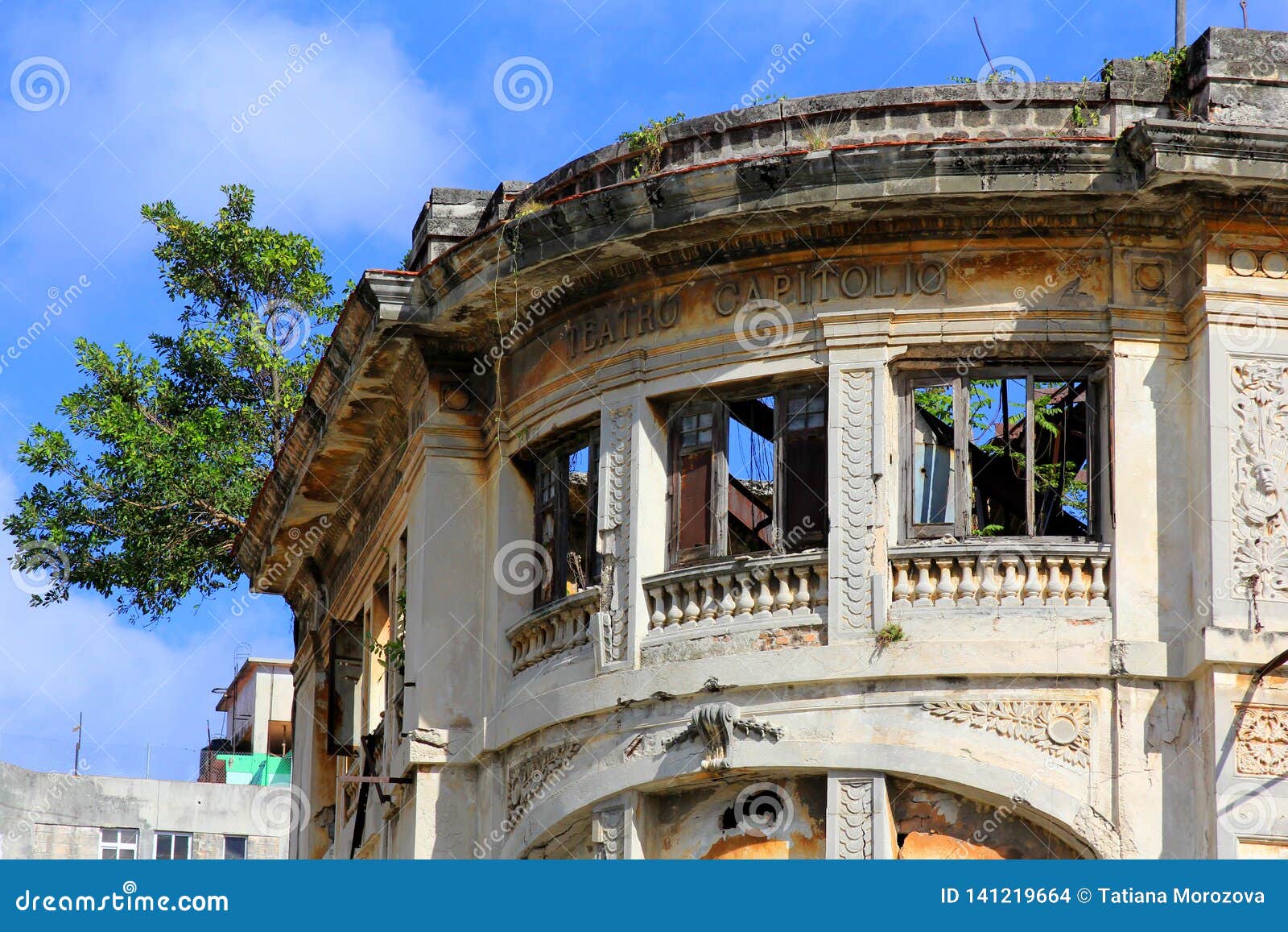 Edificio Deteriorado Teatro Capitolio En La Habana Vieja Foto de ...