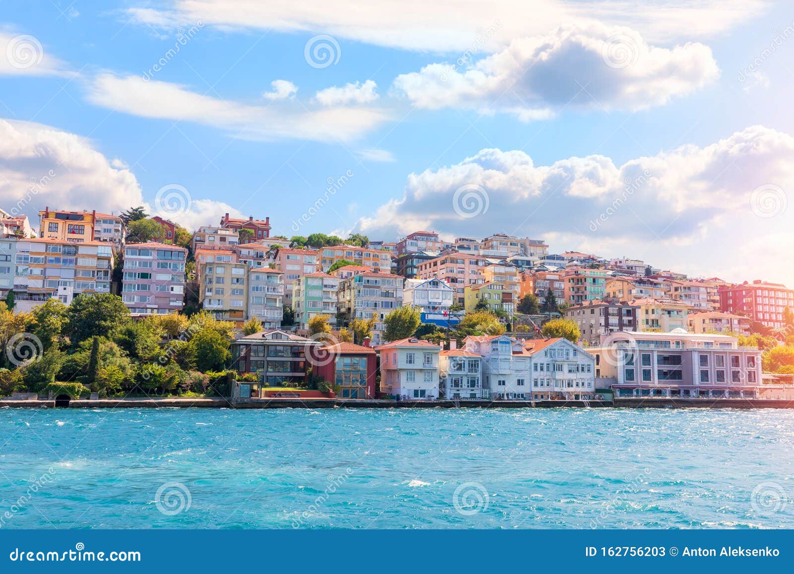 Edificio Di Istanbul Sulla Riva Del Bosforo, Turchia Immagine Stock ...
