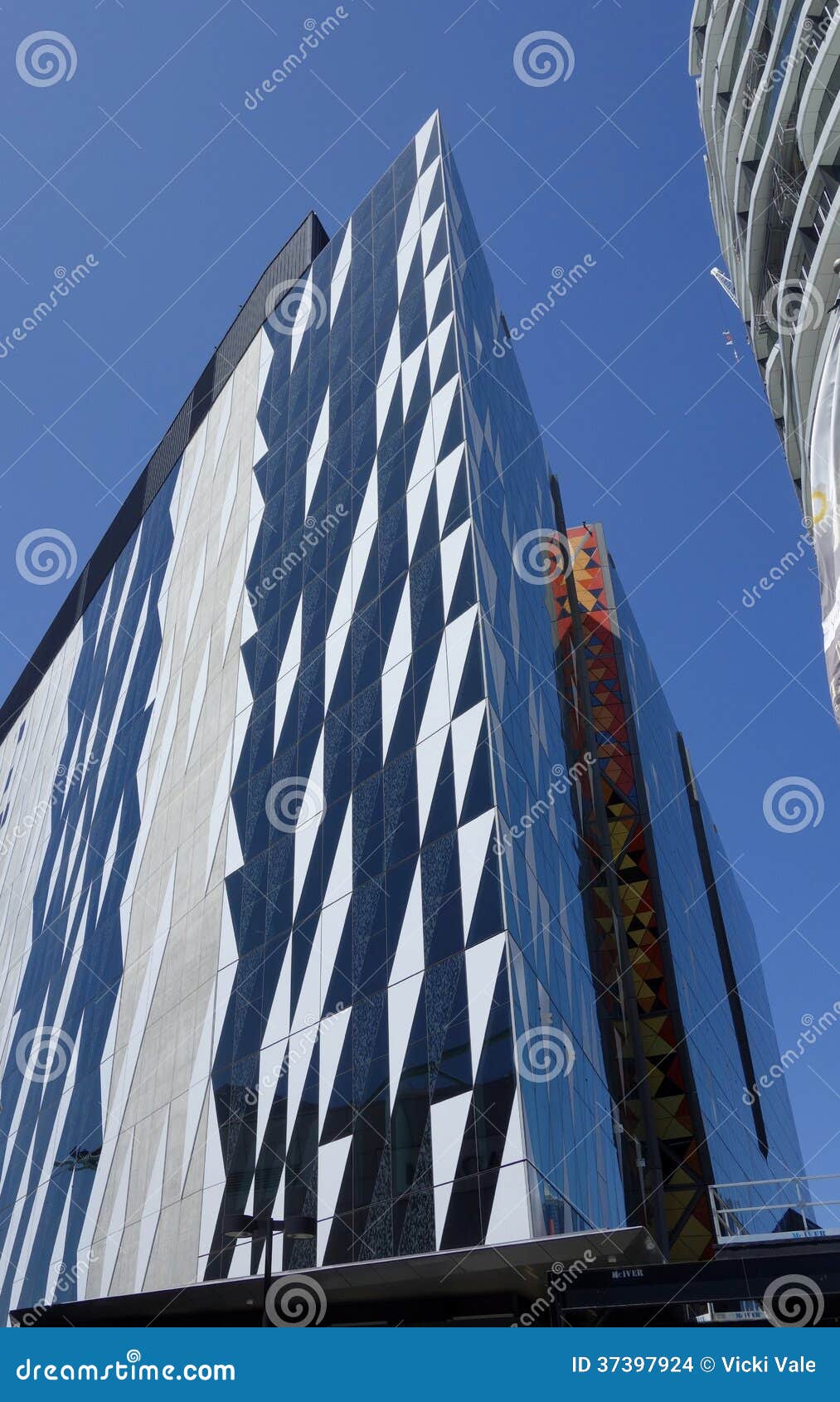 Edificio Diagonalmente Modelado. Foto de archivo - Imagen de ciudad ...