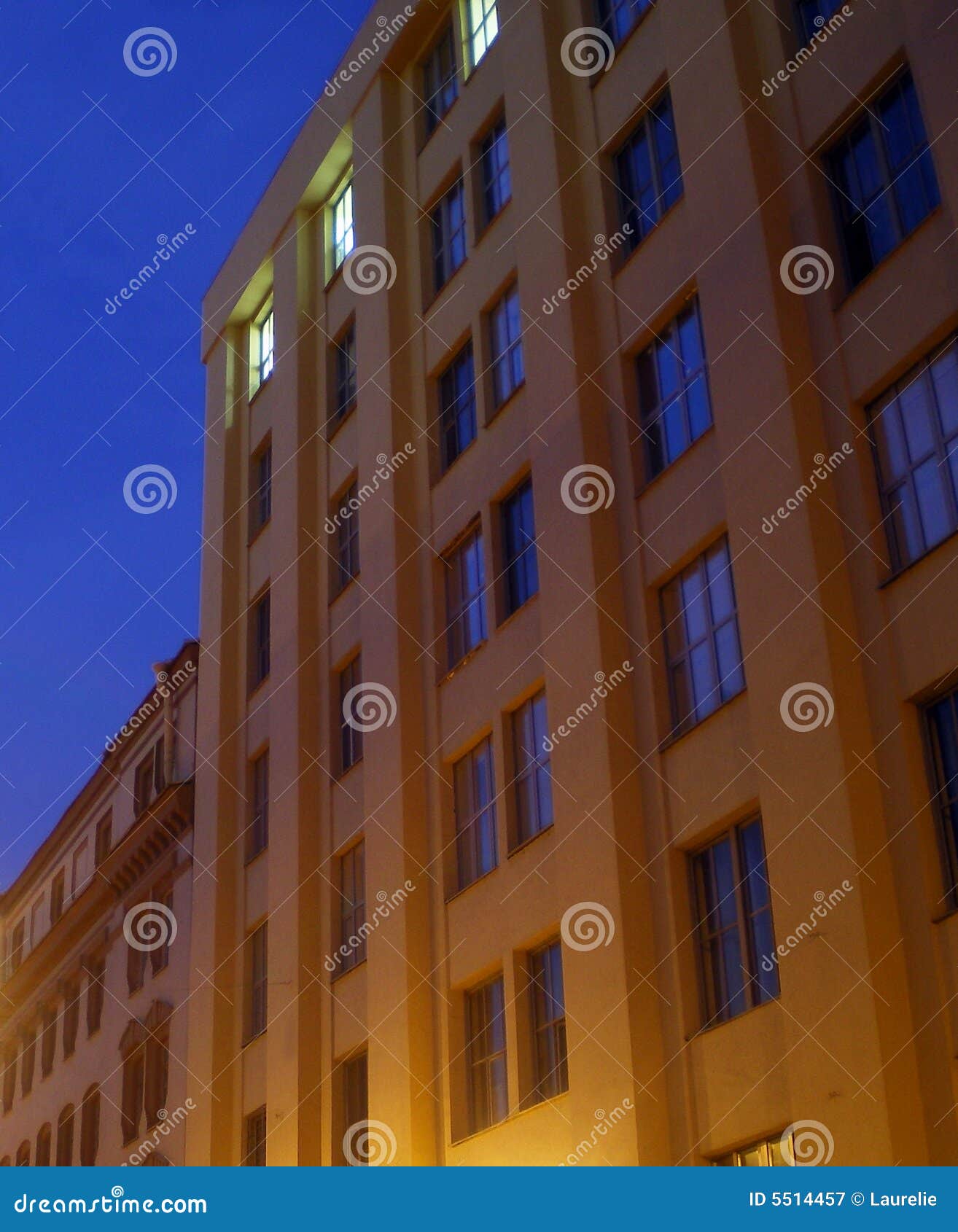 Edificio el no dormir. imagen de archivo. Imagen de cielo - 5514457