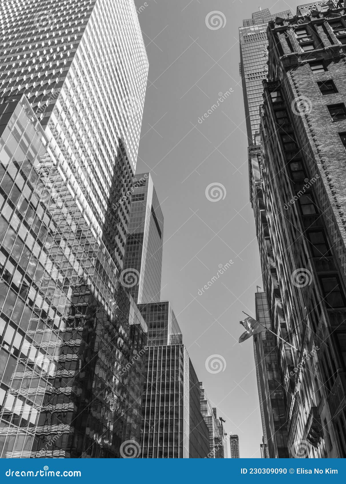 Edificio en blanco y negro foto de archivo. Imagen de negro - 230309090