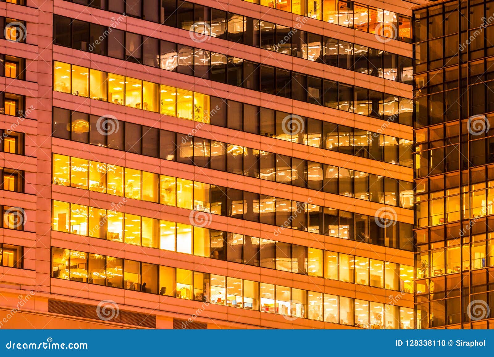 Edificio Exterior Hermoso Y Arquitectura Con La Ventana Y El Lig Foto ...