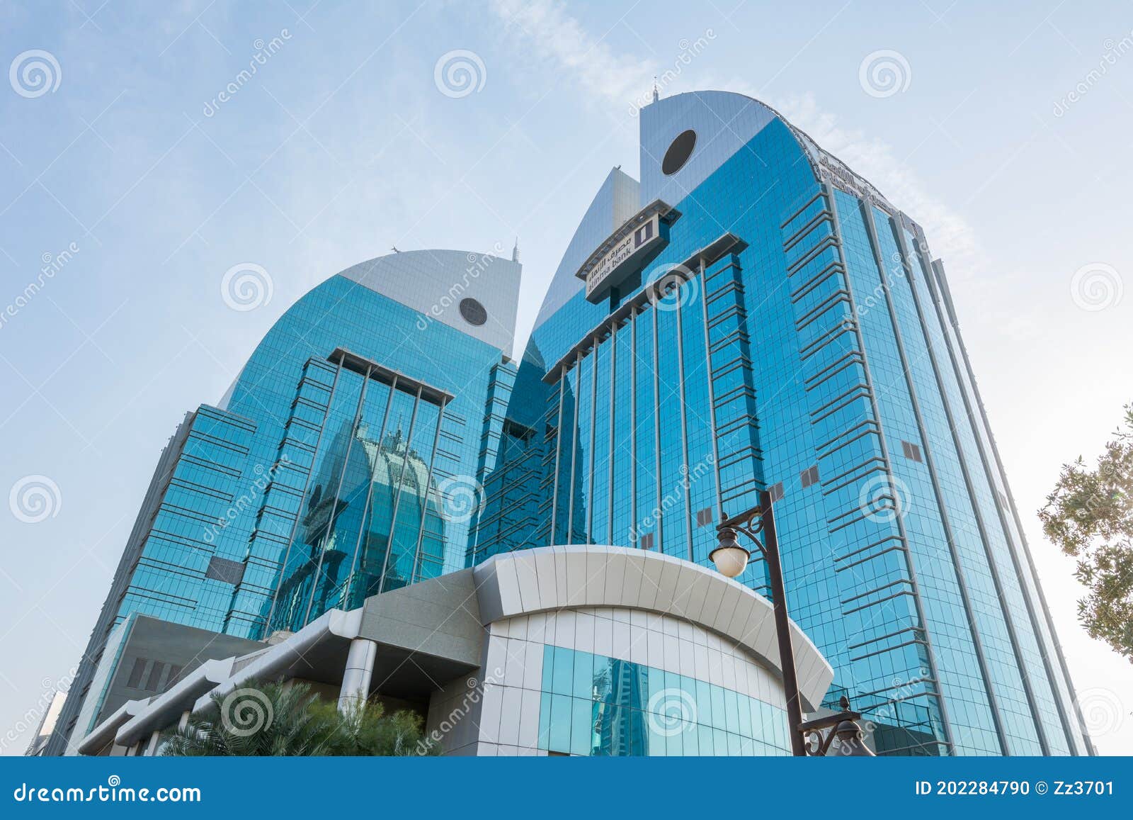 Edificio Gemello Di Alinma Bank Con Simbolo Di Pesce Di Riyadh Saudi ...