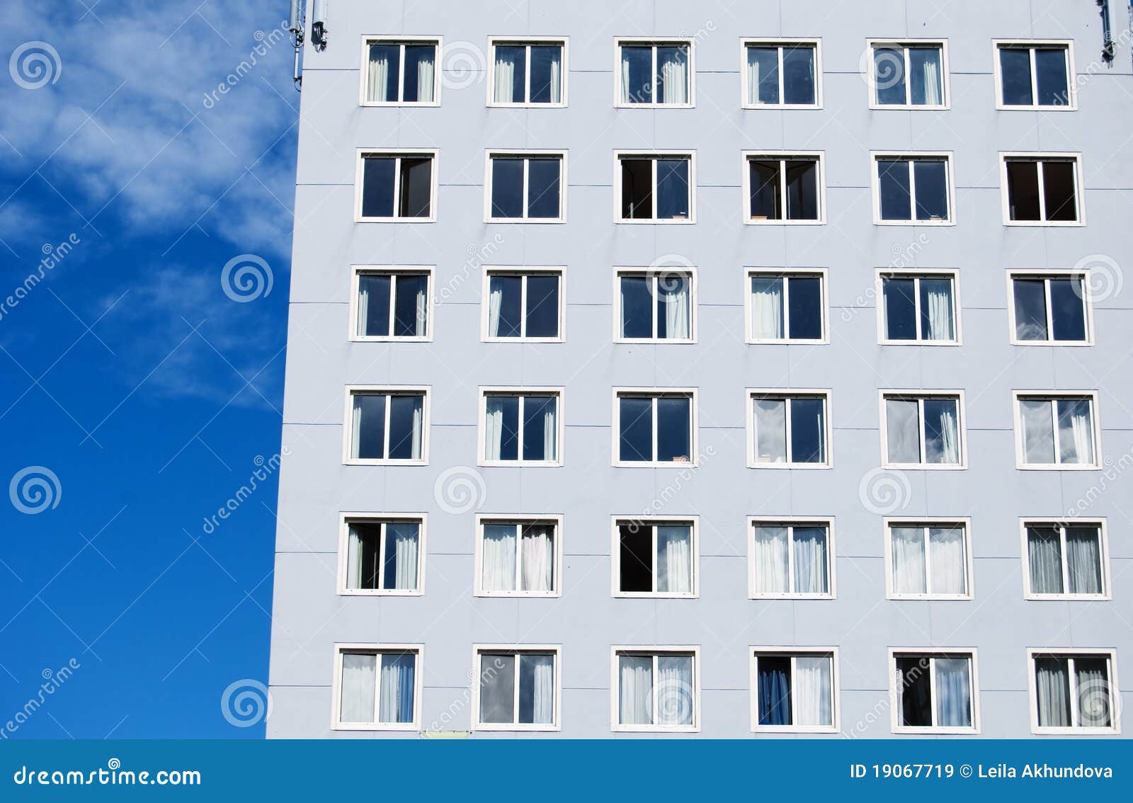 Edificio Gris Con Las Ventanas Grandes Imagen de archivo - Imagen de ...