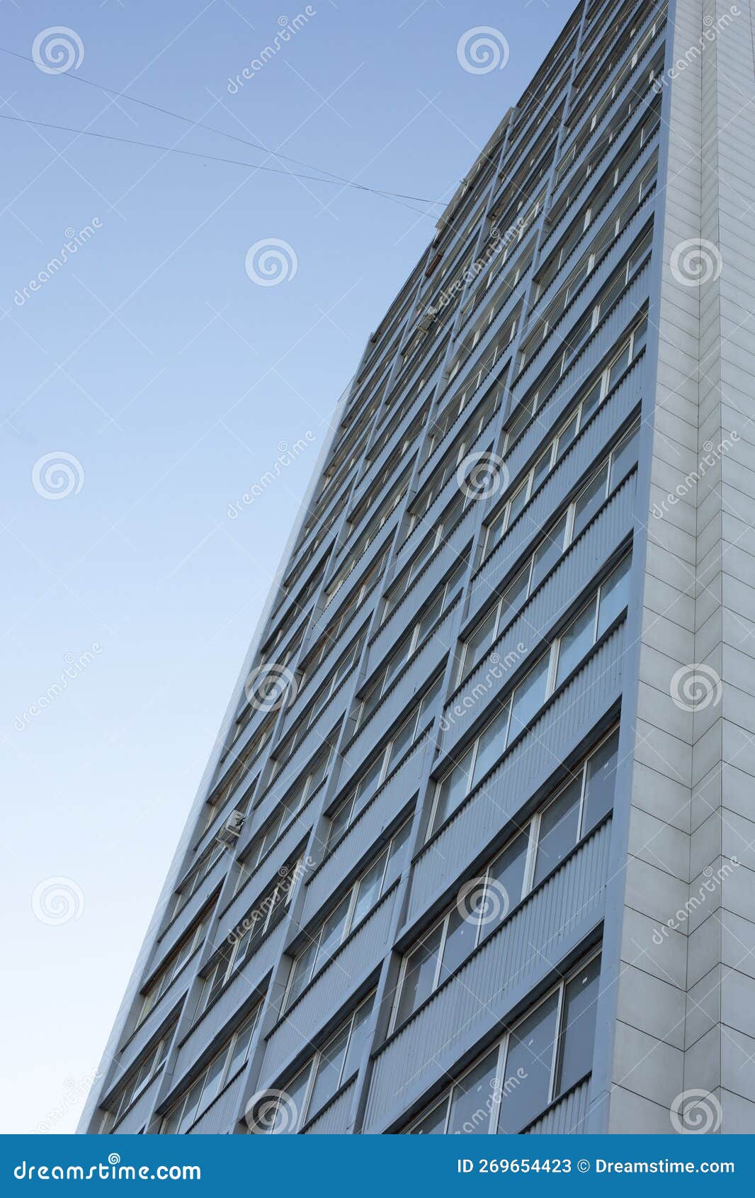 Edificio Gris De La Ciudad. Casa Alta. Ventanas En Edificio Residencial ...