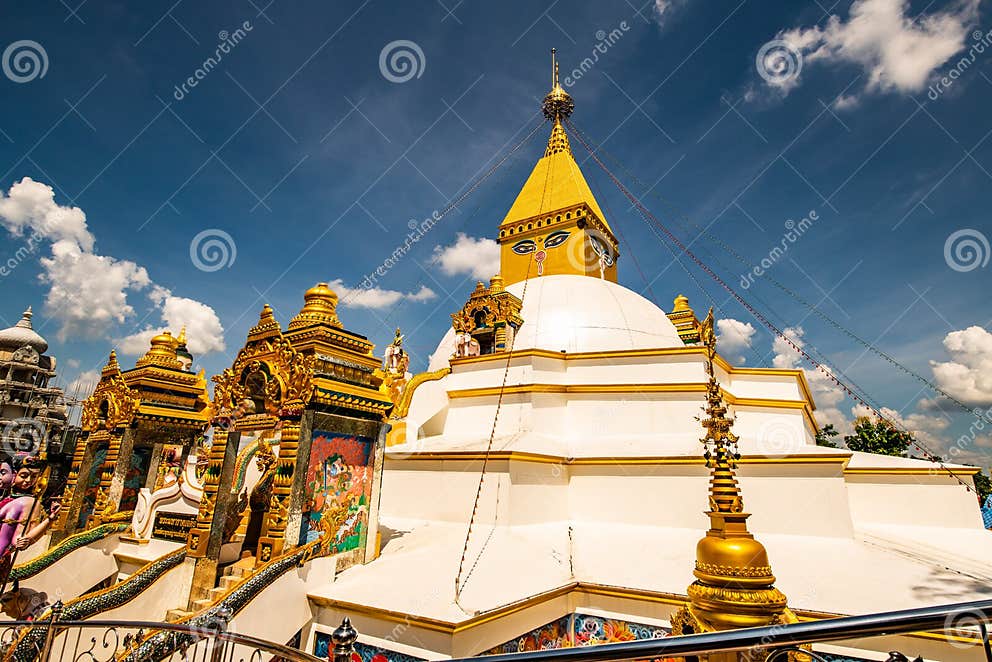 Edificio Hermoso En Asorm Phrom Thada Budtha Sathan Imagen de archivo ...