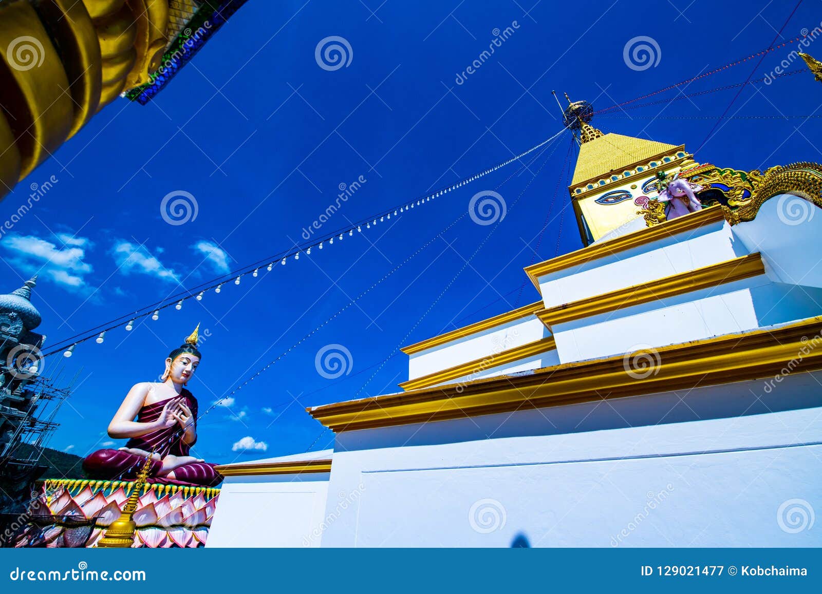 Edificio Hermoso En Asorm Phrom Thada Budtha Sathan Imagen de archivo ...