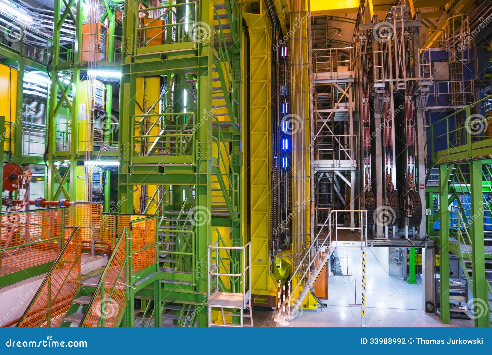 Edificio Interior En La CERN Fotografía editorial - Imagen de grupo ...