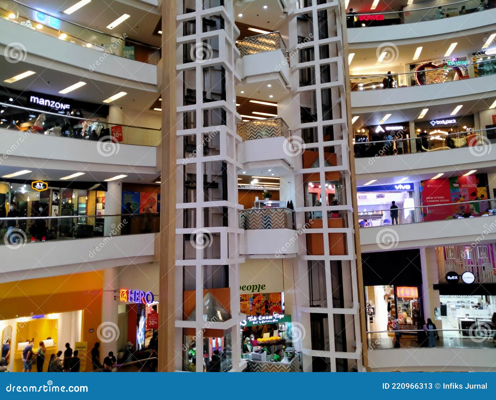 Edificio Interior En Un Centro Comercial. Hay Ascensor Foto de archivo ...