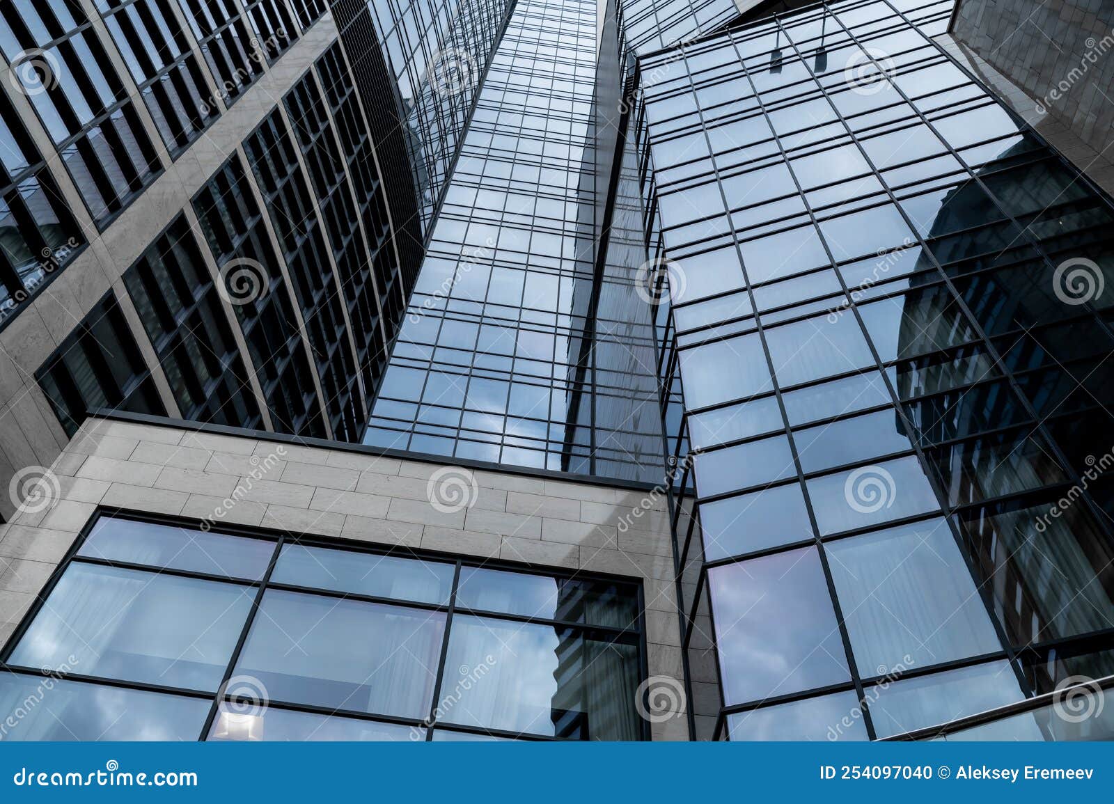 Edificio Inusual Con Muchas Ventanas Y Arquitectura Interesante Foto de ...
