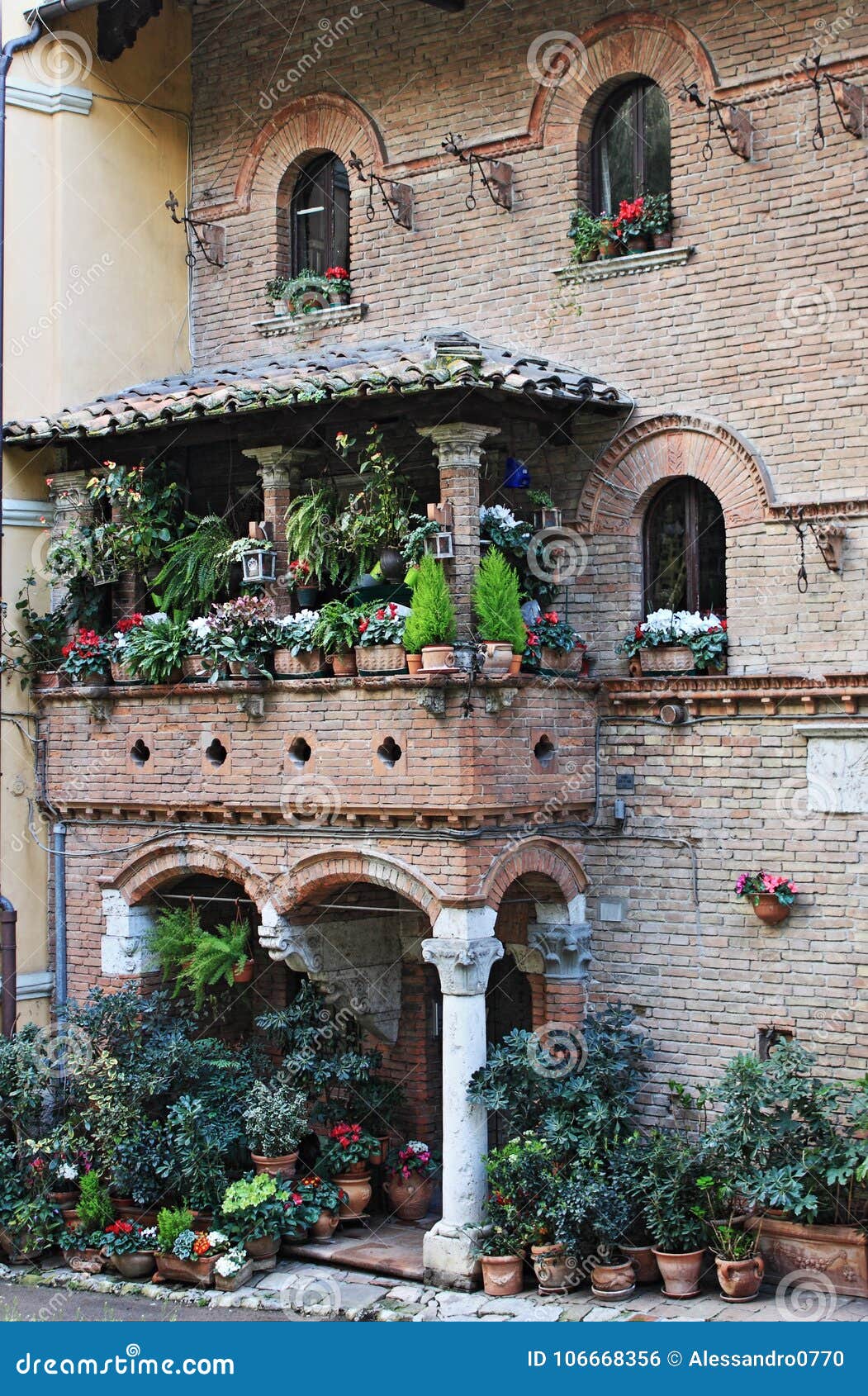 Edificio Medieval En Perugia Foto de archivo - Imagen de cultura, pared ...