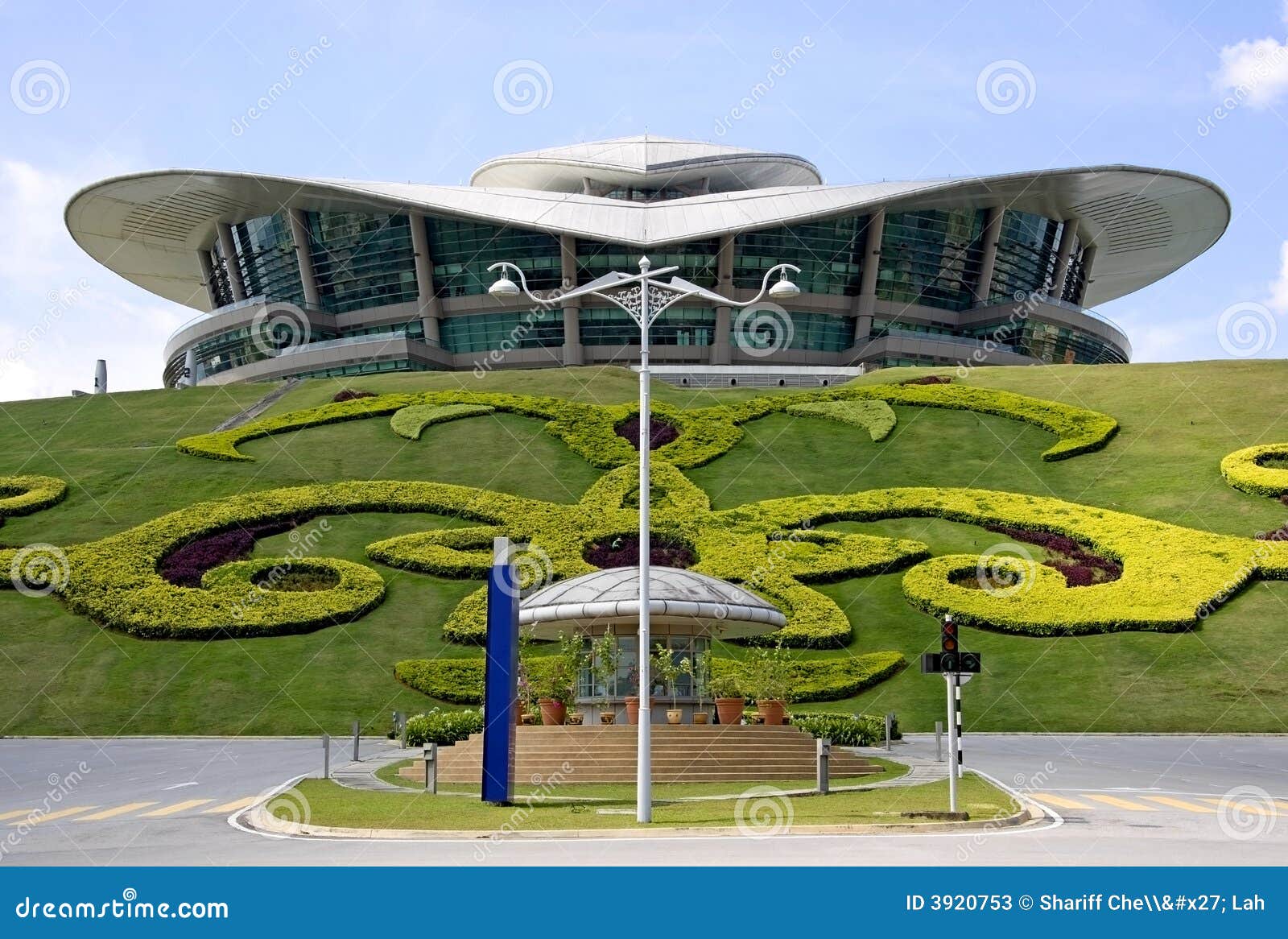 Edificio moderno imagen de archivo. Imagen de urbano, edificio - 3920753