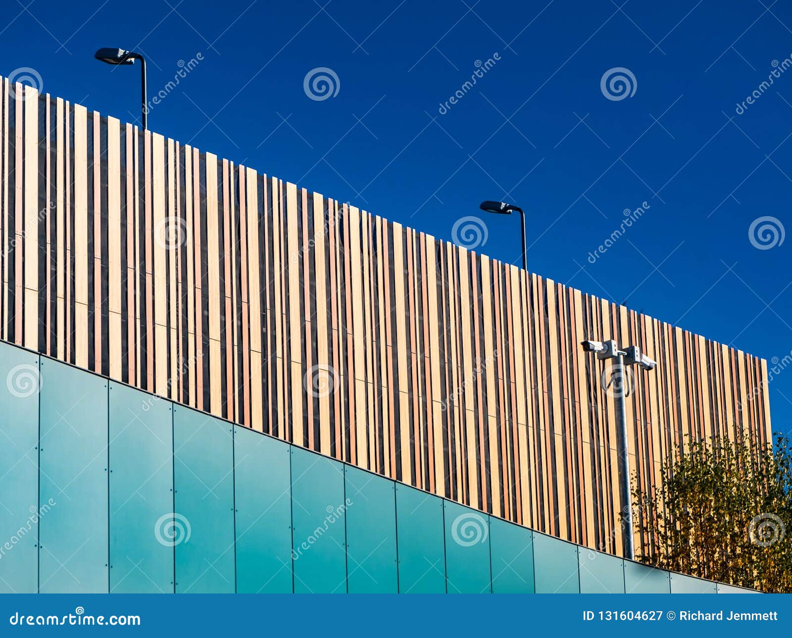 Edificio Moderno Con Diversas Texturas Con El Cielo Azul Brillante ...