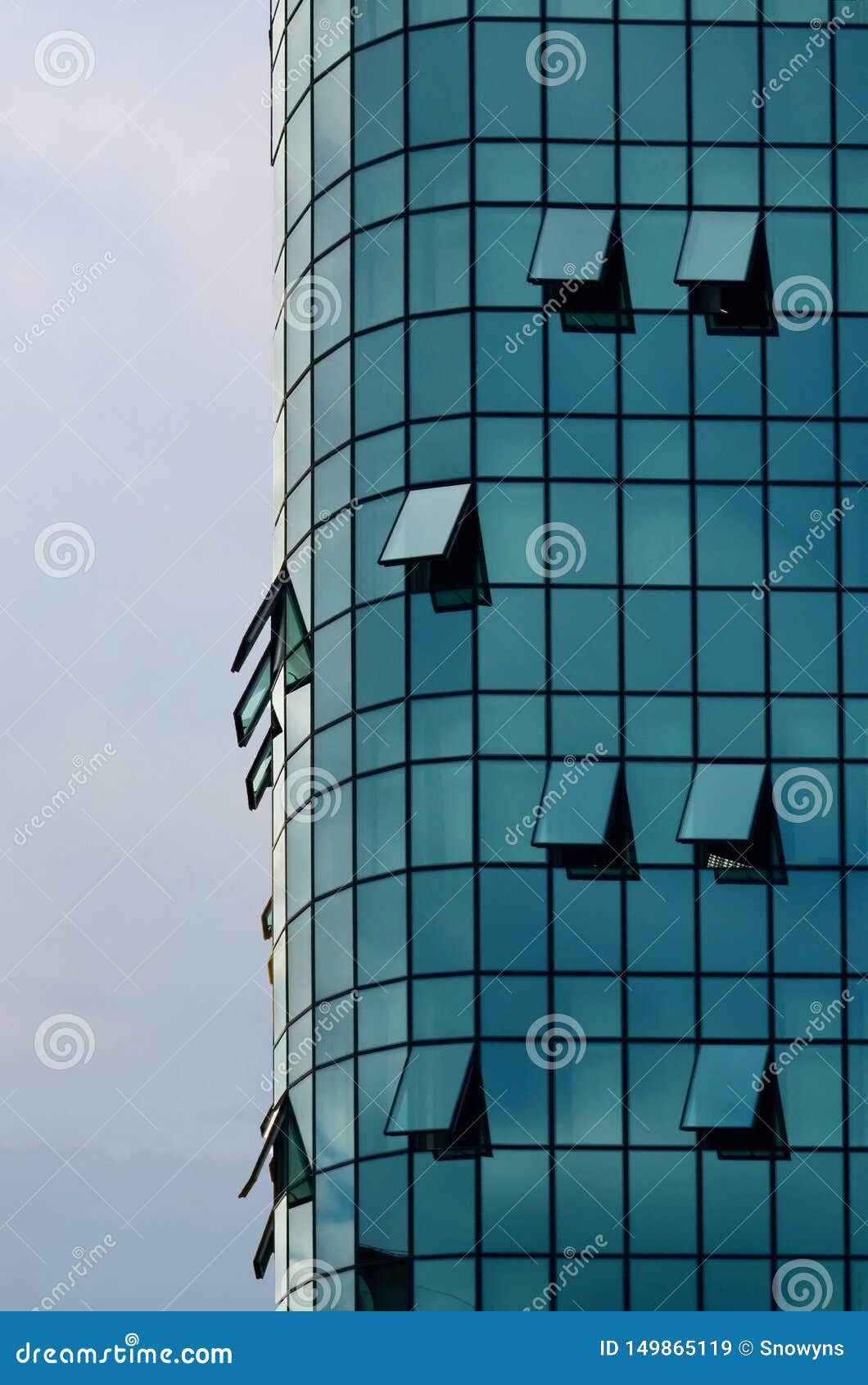 Edificio Moderno Con Las Ventanas Abiertas Imagen de archivo - Imagen ...