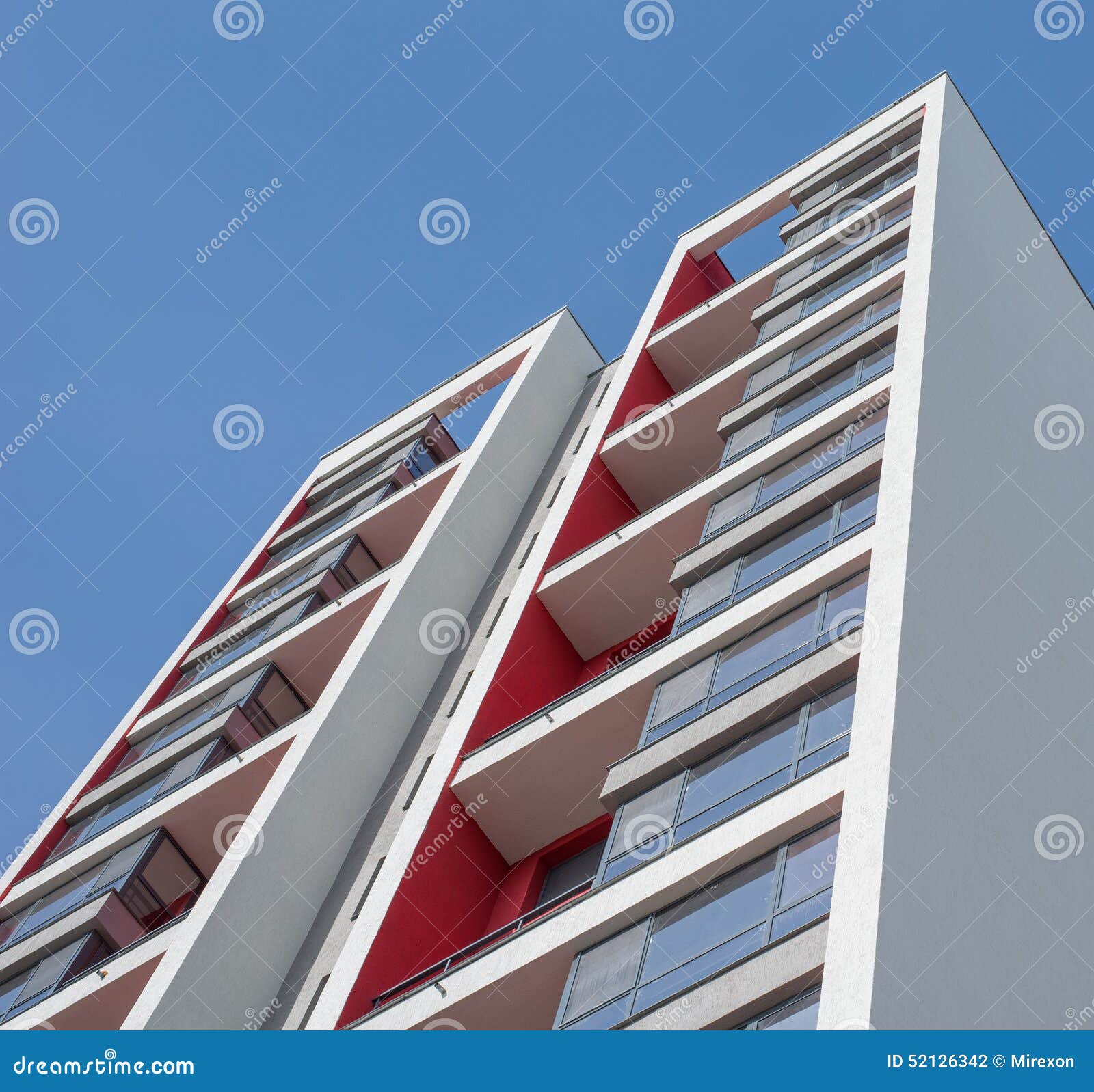 Edificio Moderno Con Las Ventanas Grandes Y El Cielo Azul Foto de ...