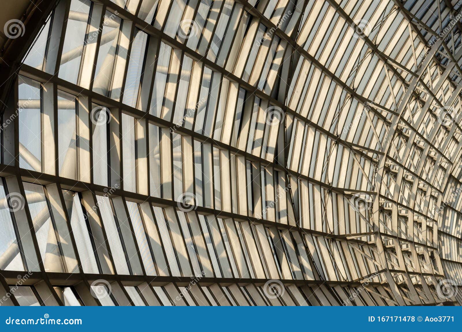 Edificio Moderno Con Techo De Acero Foto de archivo - Imagen de imagen ...