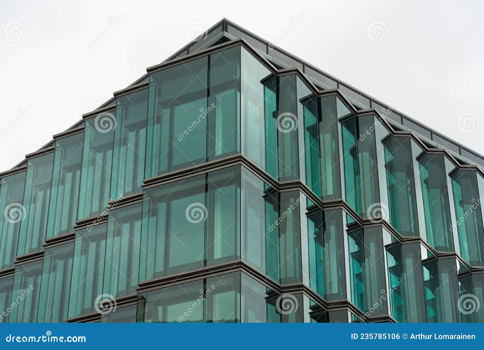 Edificio Moderno Con Ventanales Como Fondo. Foto de archivo - Imagen de ...